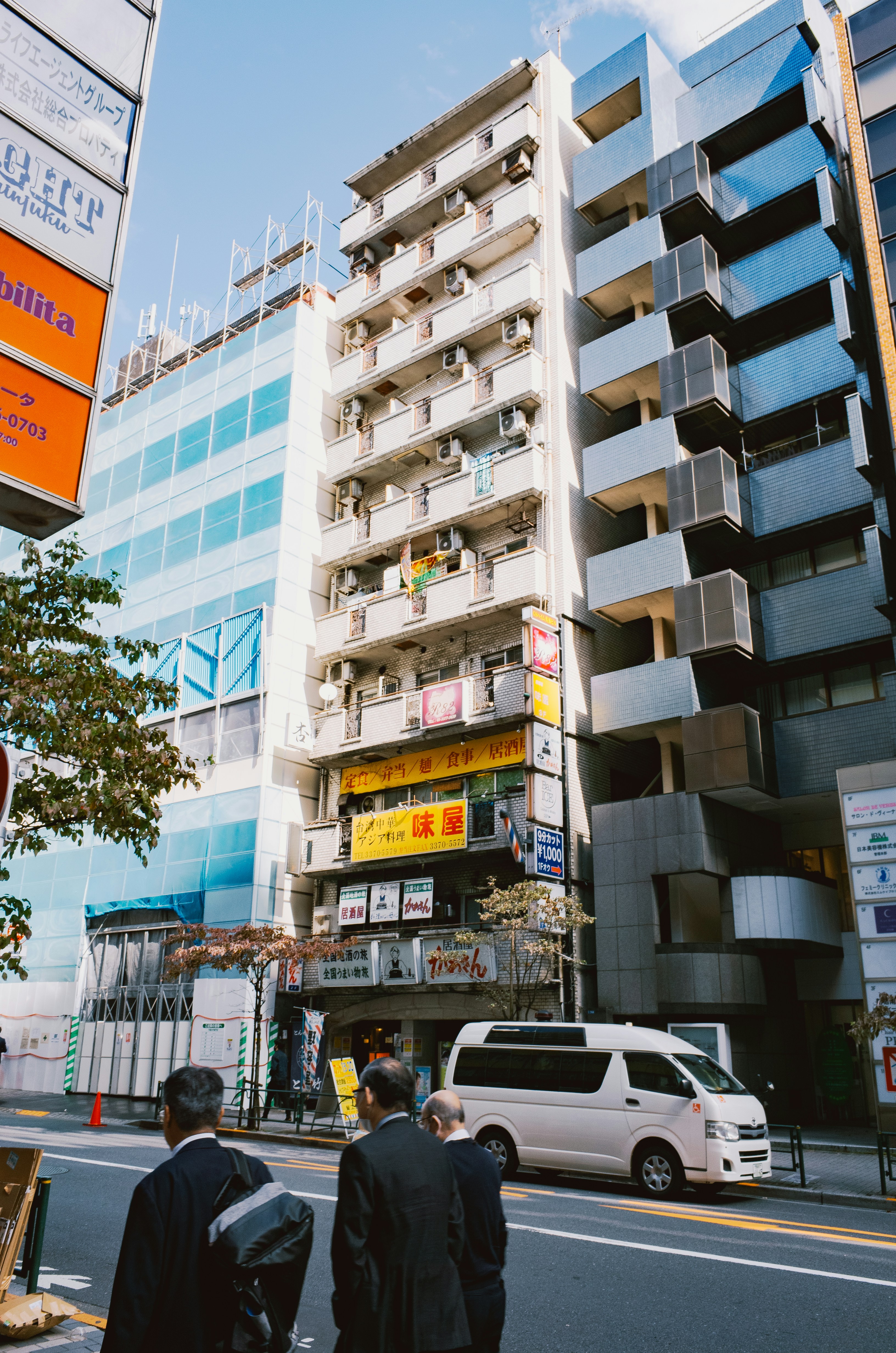 Midtown Clamp: A Street-Level Slice of Urban Contrast