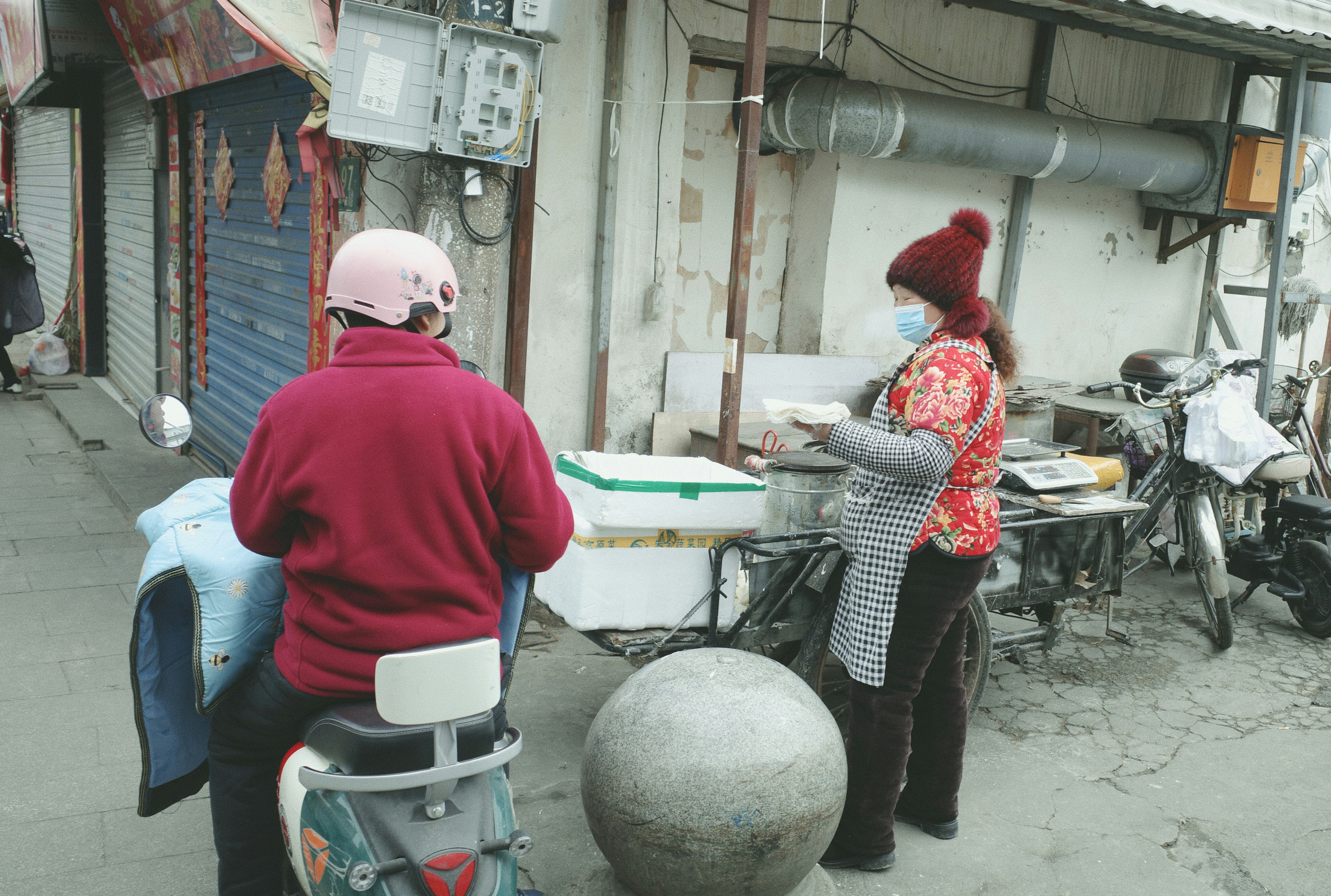 The article "The Unfathomable City: Seven Years of Silver Salt in the Shutter" describes the author's practice of "shutter literature," blending photography and writing to capture fleeting urban moments and preserve overlooked human stories. Over seven years, silver salt negatives are stored at low temperatures to eternalize these instances. Despite setbacks like camera damage, the author reaffirms the purpose: to resist time's erosion and safeguard city memories. Through contrasts with characters holding different views, the work highlights using lens and text to collect urban fragments, prot
