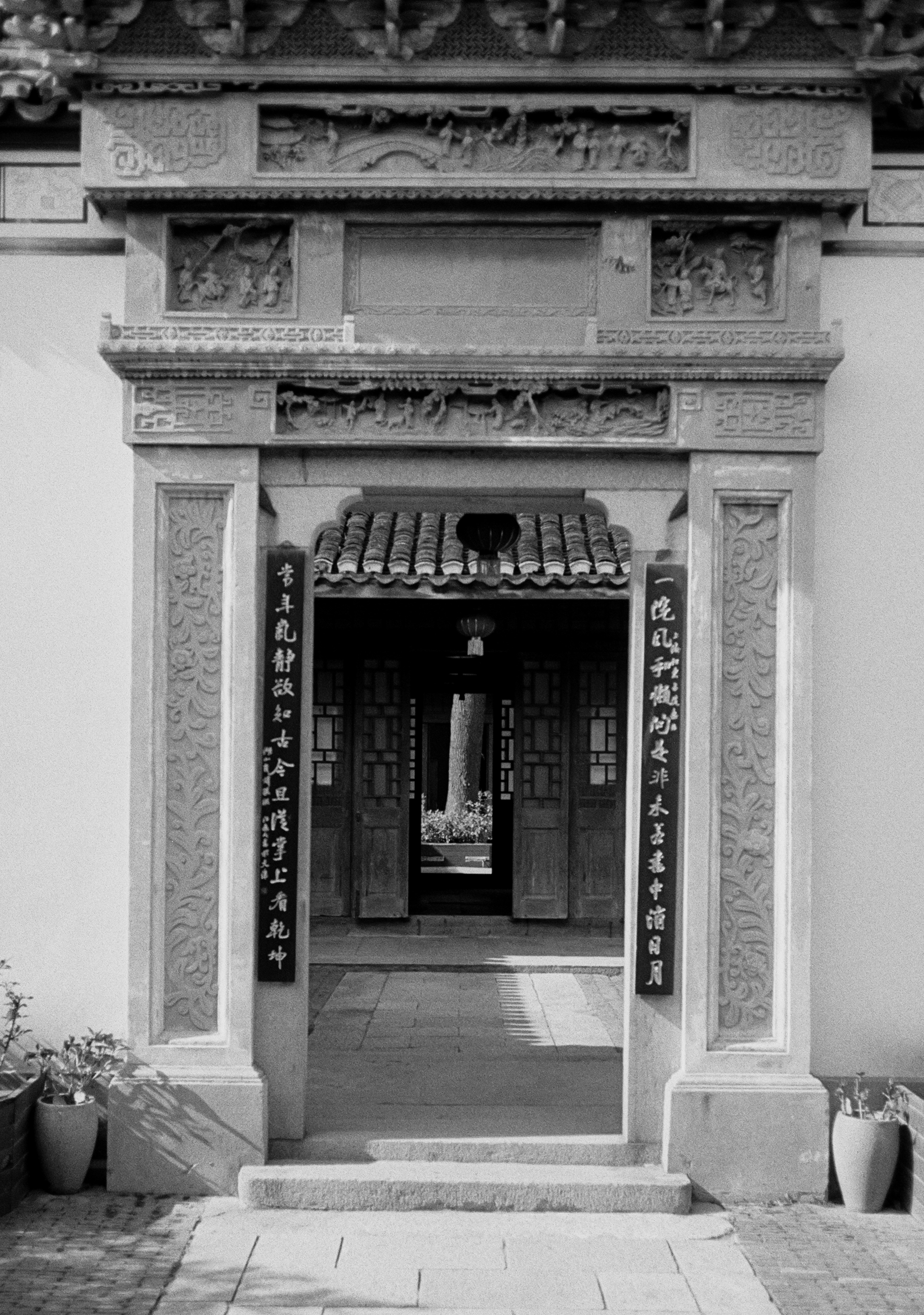 The article "The Unfathomable City: Seven Years of Silver Salt in the Shutter" describes the author's practice of "shutter literature," blending photography and writing to capture fleeting urban moments and preserve overlooked human stories. Over seven years, silver salt negatives are stored at low temperatures to eternalize these instances. Despite setbacks like camera damage, the author reaffirms the purpose: to resist time's erosion and safeguard city memories. Through contrasts with characters holding different views, the work highlights using lens and text to collect urban fragments, prot