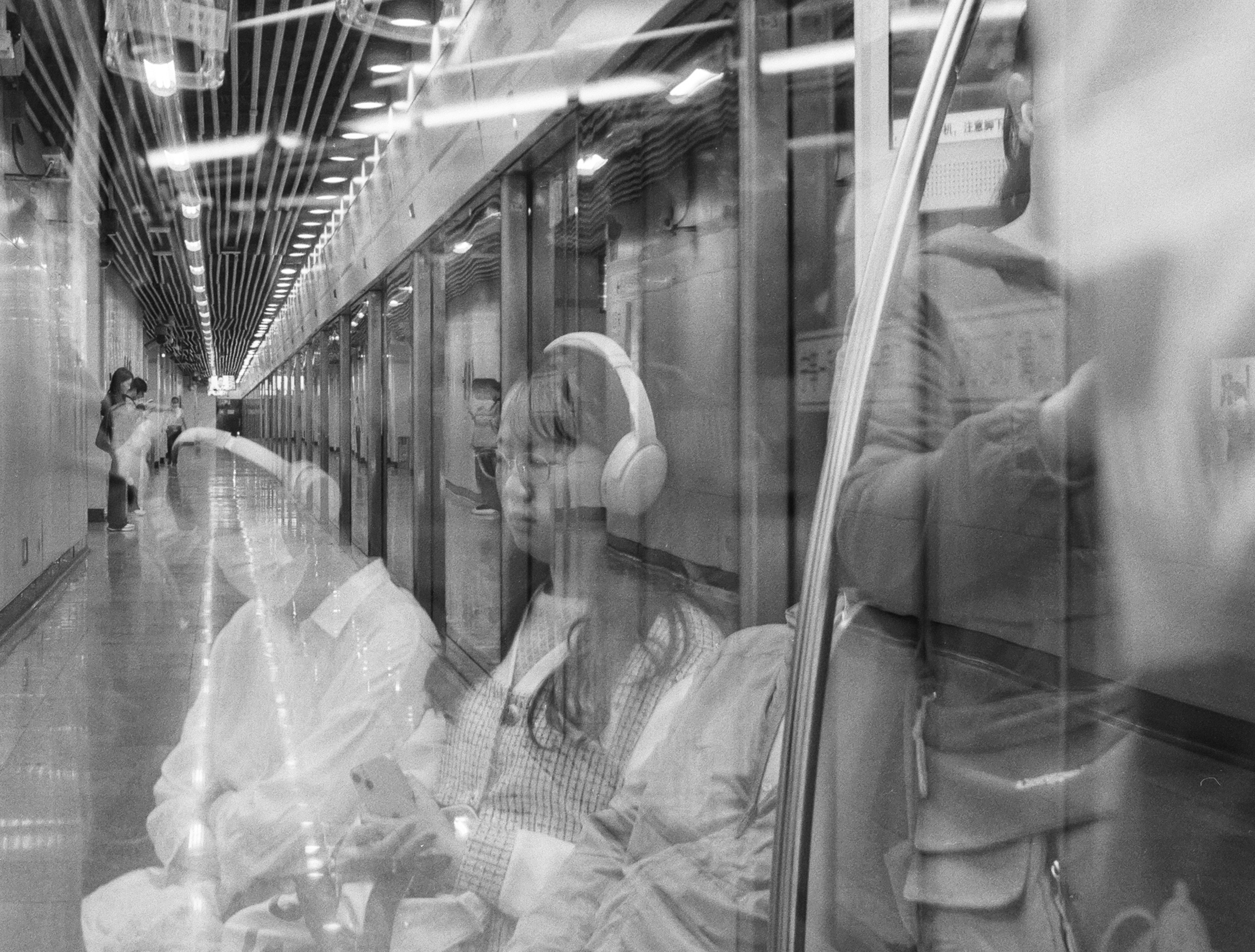 The article "The Unfathomable City: Seven Years of Silver Salt in the Shutter" describes the author's practice of "shutter literature," blending photography and writing to capture fleeting urban moments and preserve overlooked human stories. Over seven years, silver salt negatives are stored at low temperatures to eternalize these instances. Despite setbacks like camera damage, the author reaffirms the purpose: to resist time's erosion and safeguard city memories. Through contrasts with characters holding different views, the work highlights using lens and text to collect urban fragments, prot