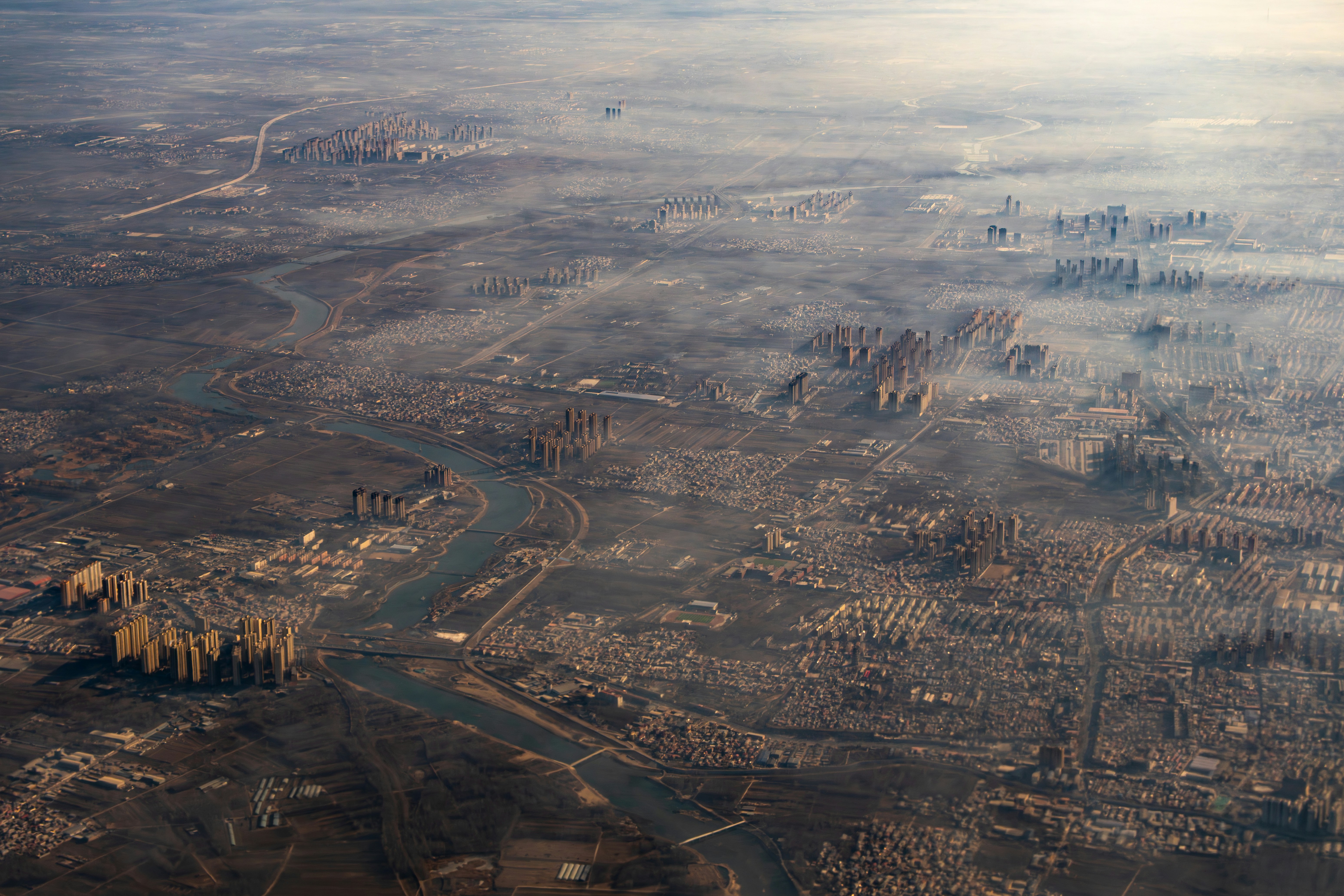 Aerial Mesh of Urban Currents Along a Meandering River