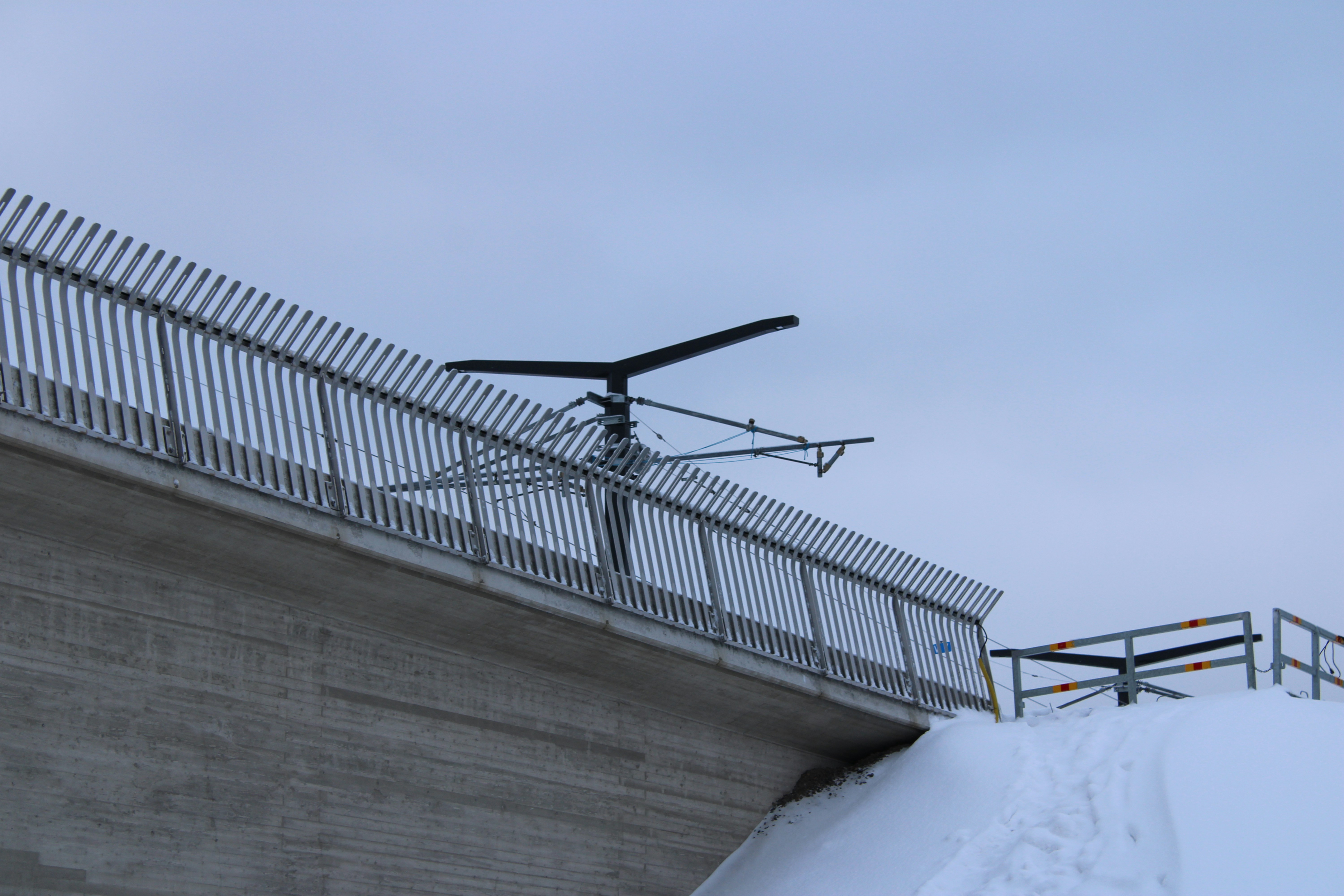 Bridge Edge Antenna on a Winter Overpass