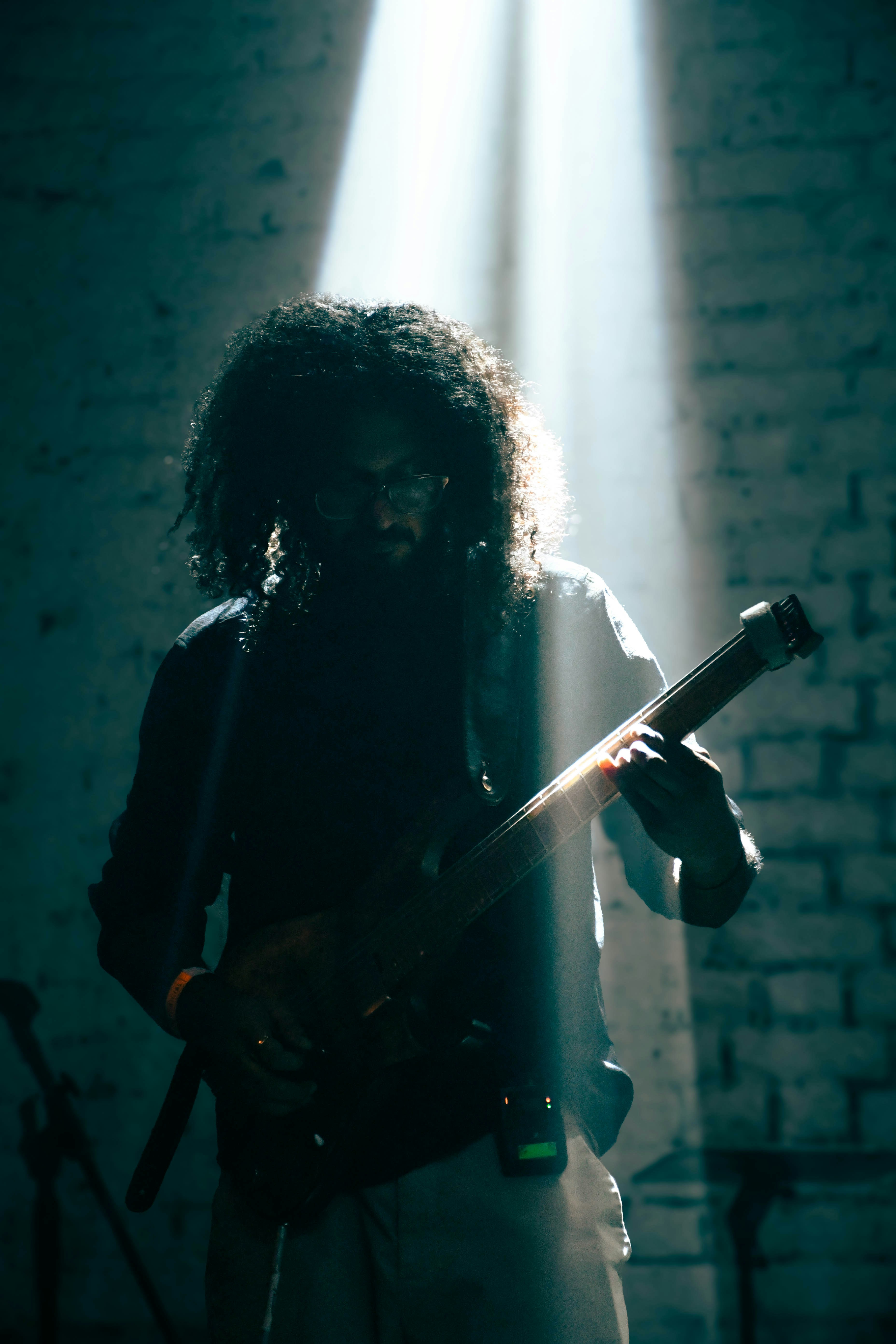 Beams of Focus: guitarist in the spotlight