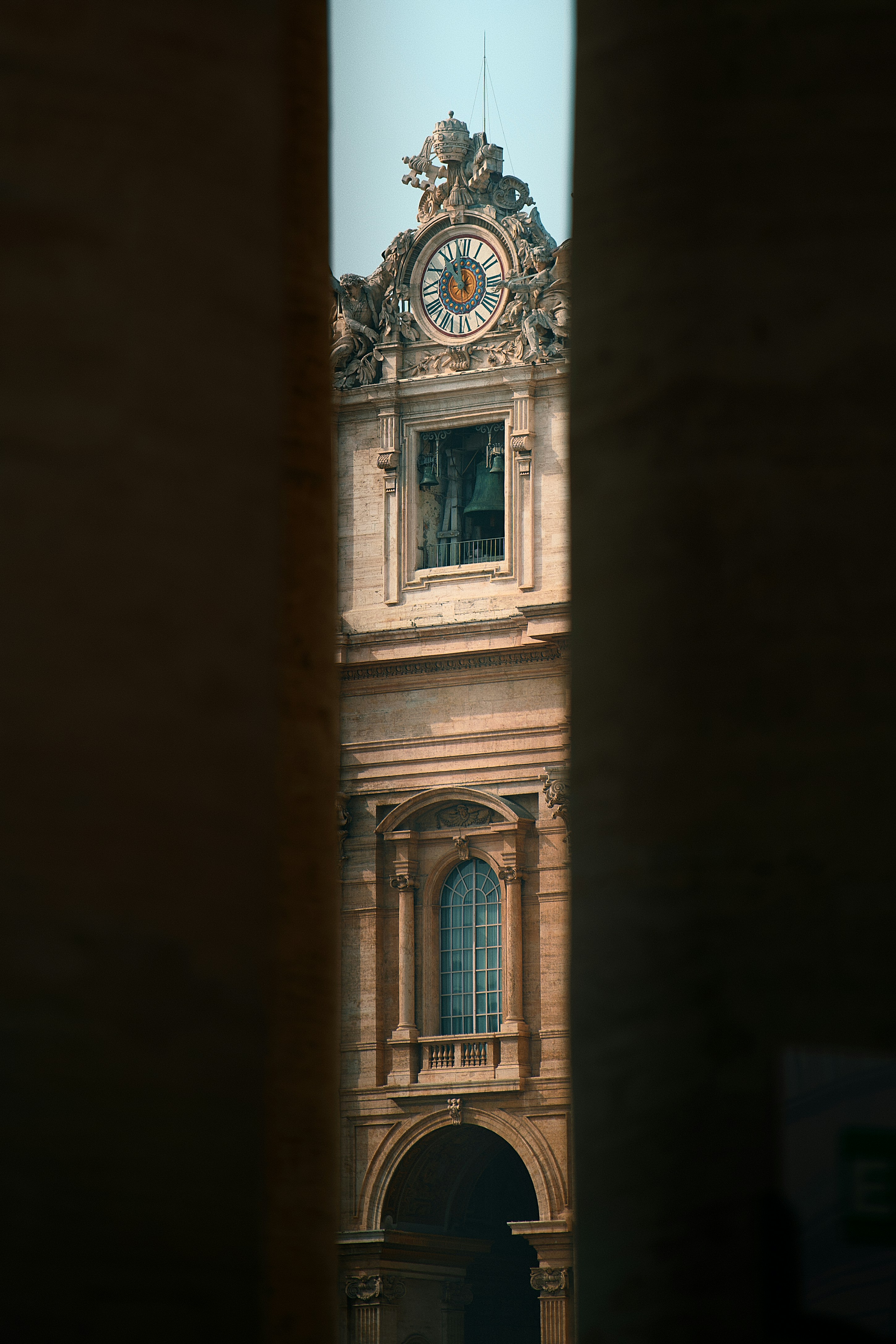 Between the Columns: Timekeeper Hidden Between Stone Valleys