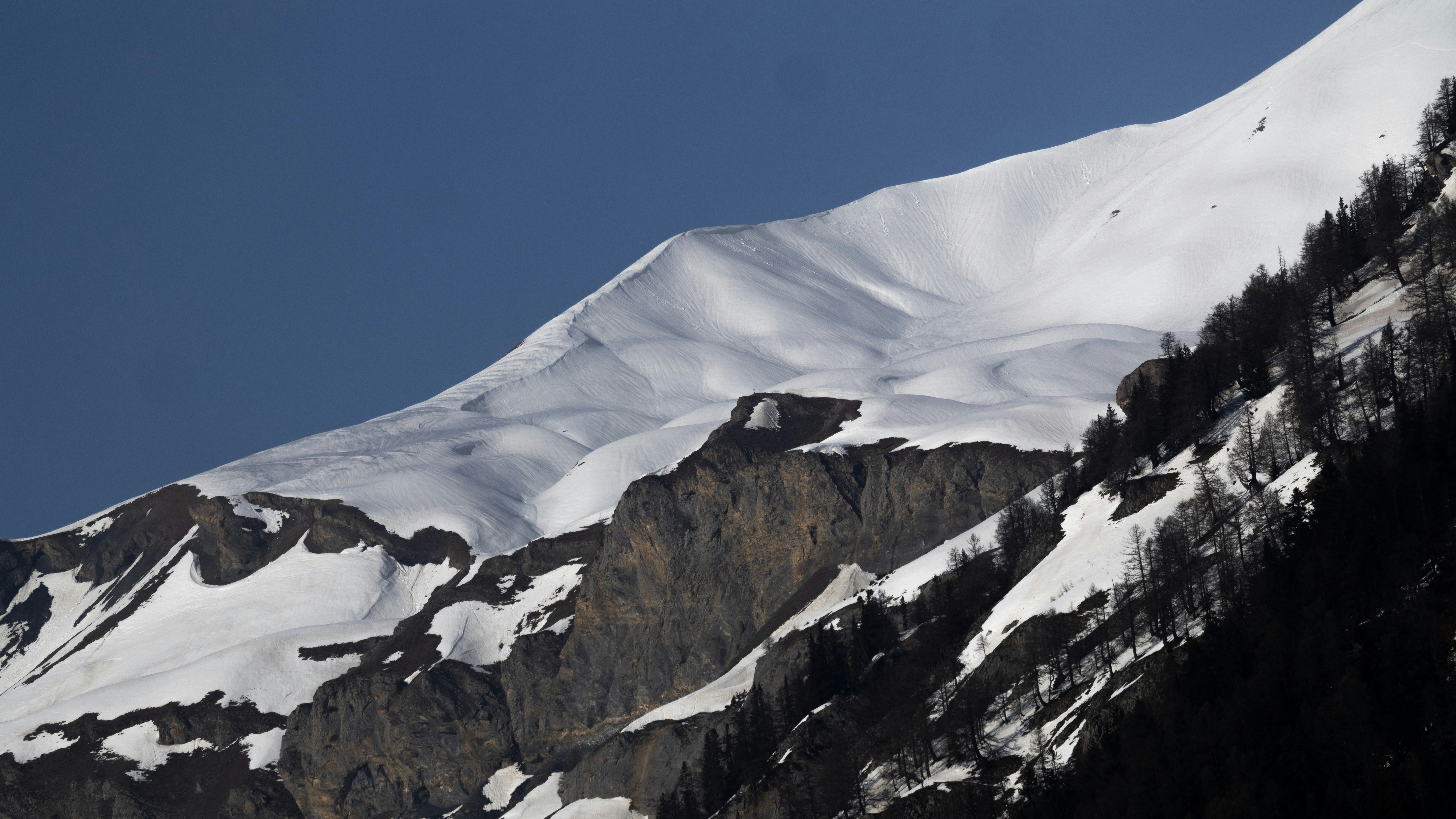 Snow-edged Ridge Under a Clear Alpine Sky