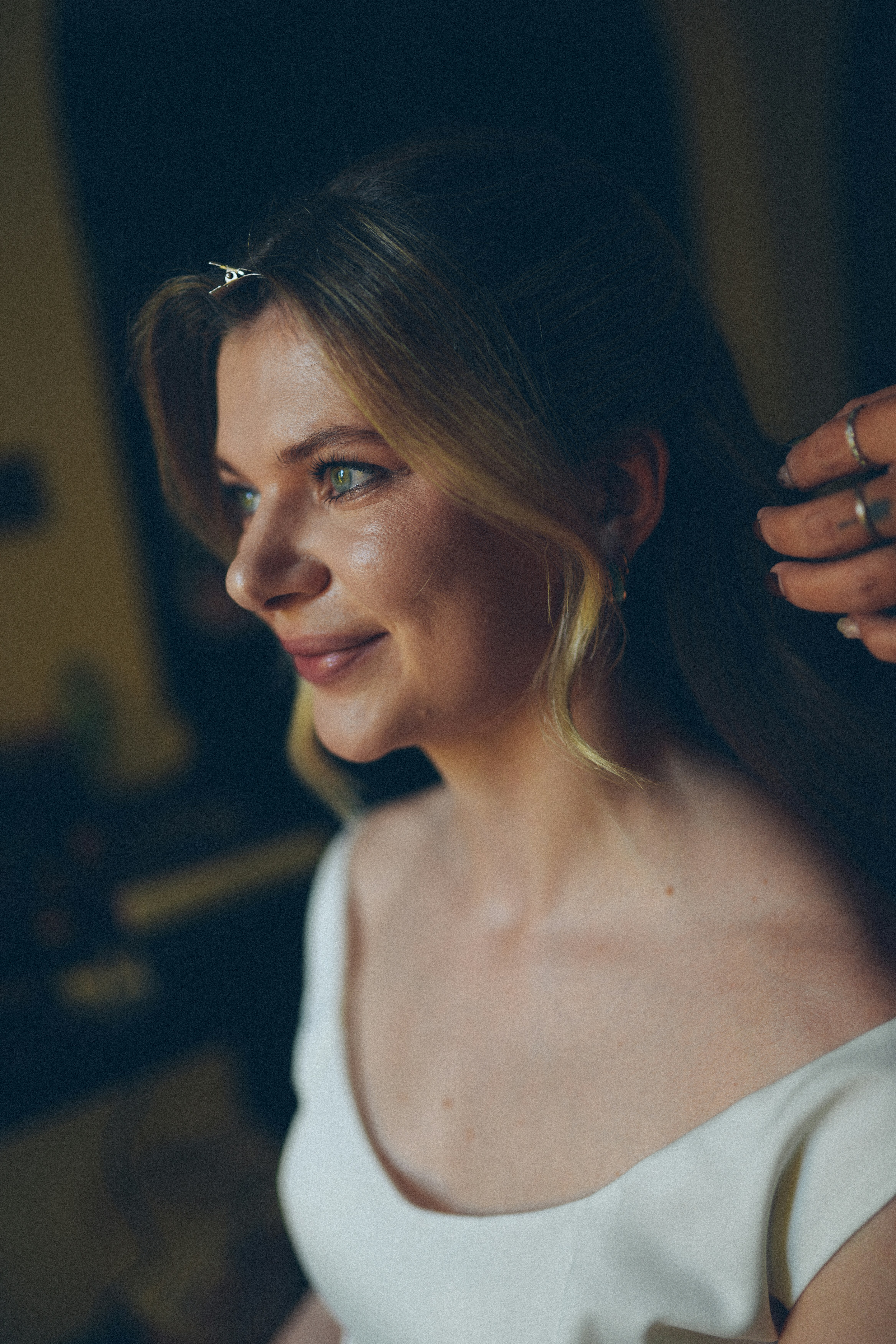 Soft Glamour: Quiet Confidence in a Wedding Moment