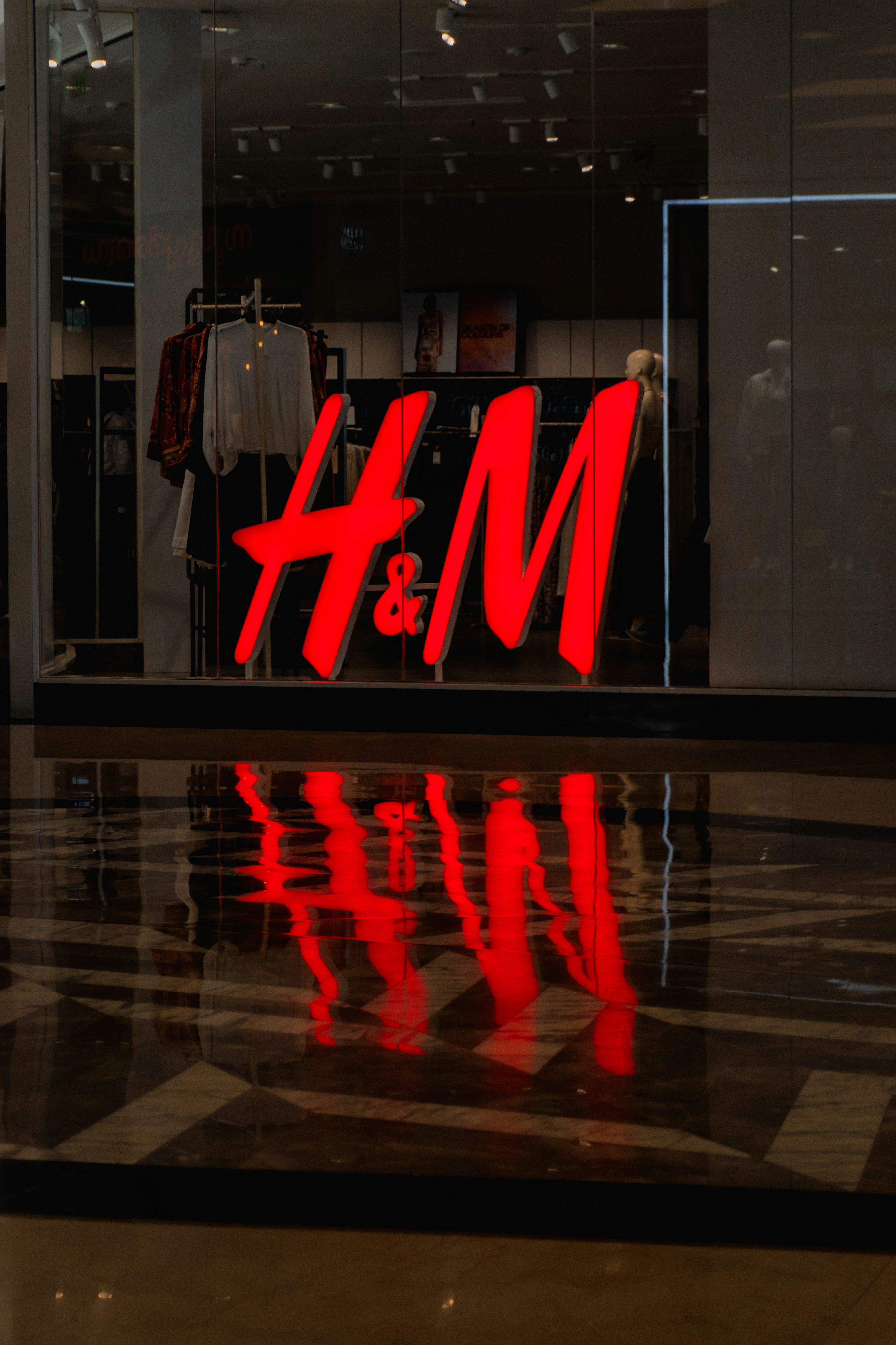 Neon Red H&M Logo in a Shopper’s Glimpse