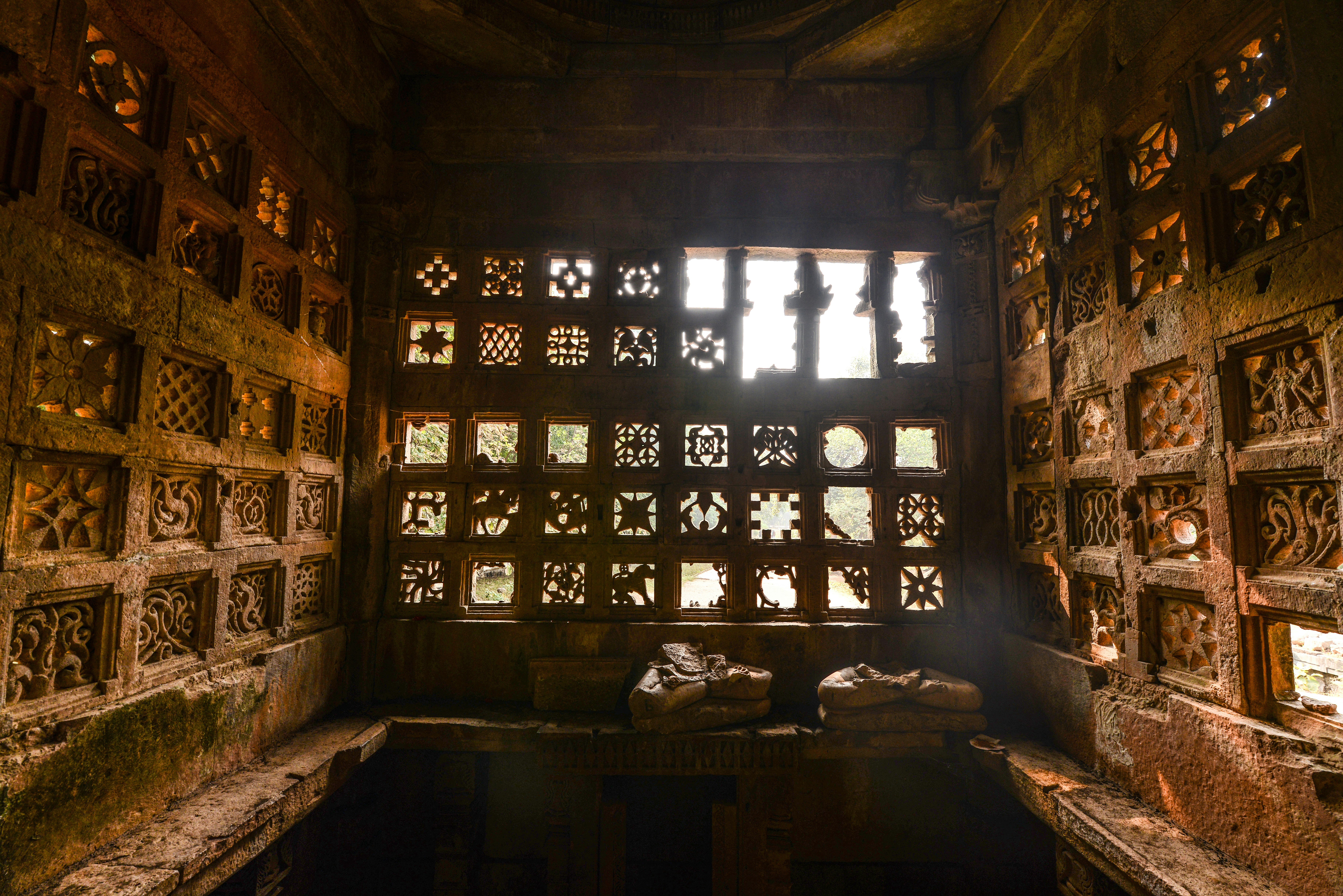Light Through Lattices: An Ancient Tomb’s Quiet Echo