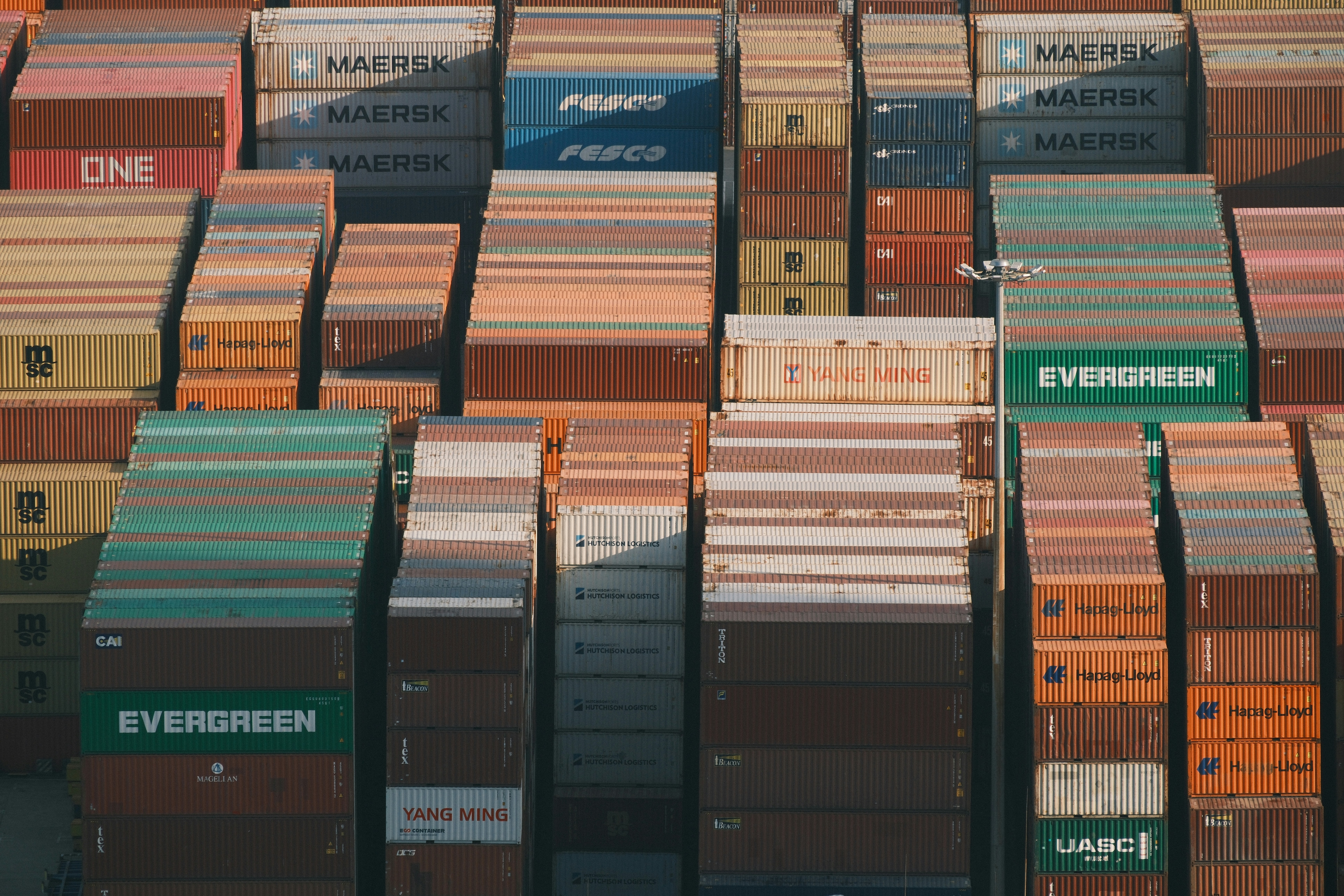 Centered Horizon of Containers: A Mosaic of Global Trade