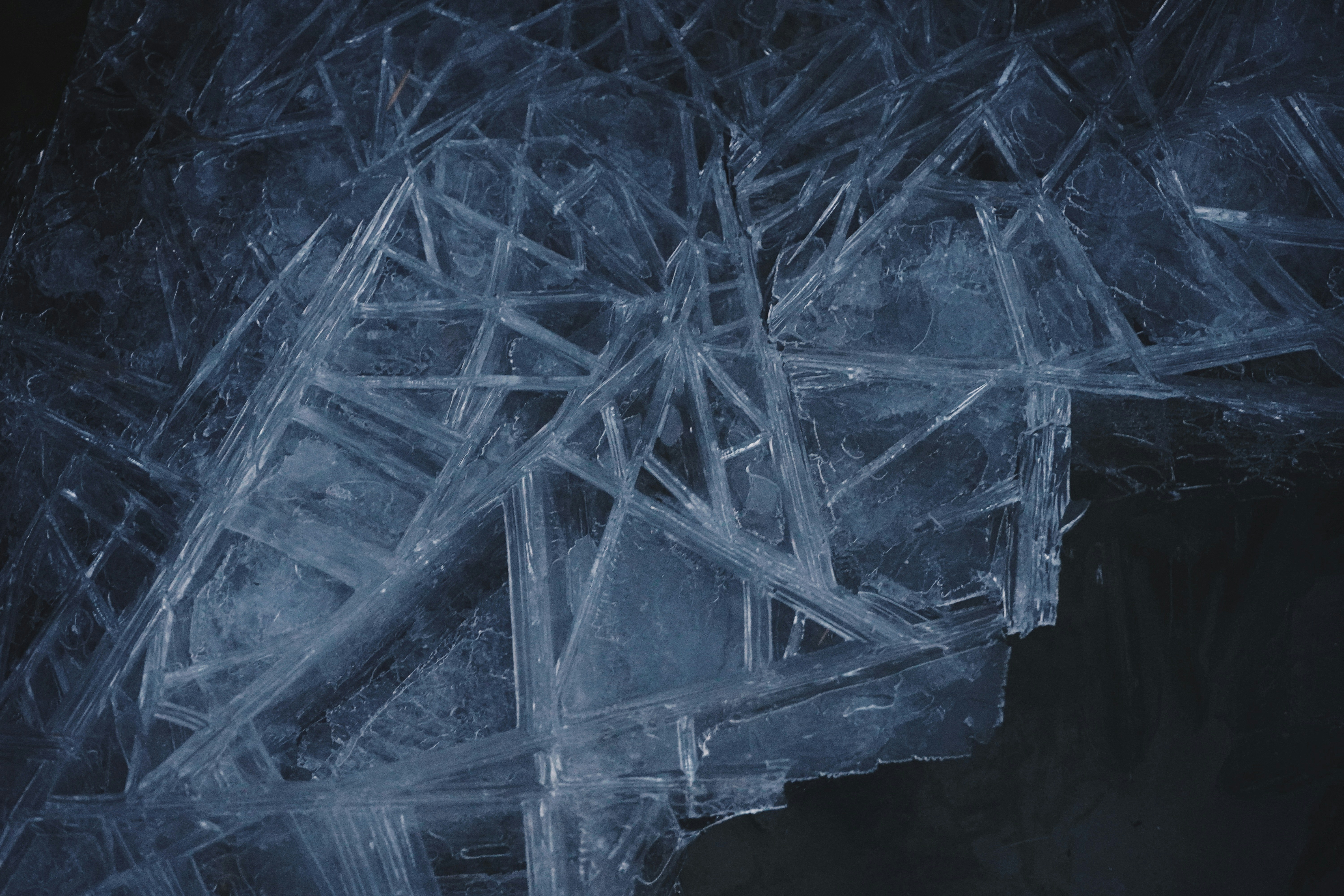 Fractured Glass of Ice: A Window into Night-Cooled Geometry