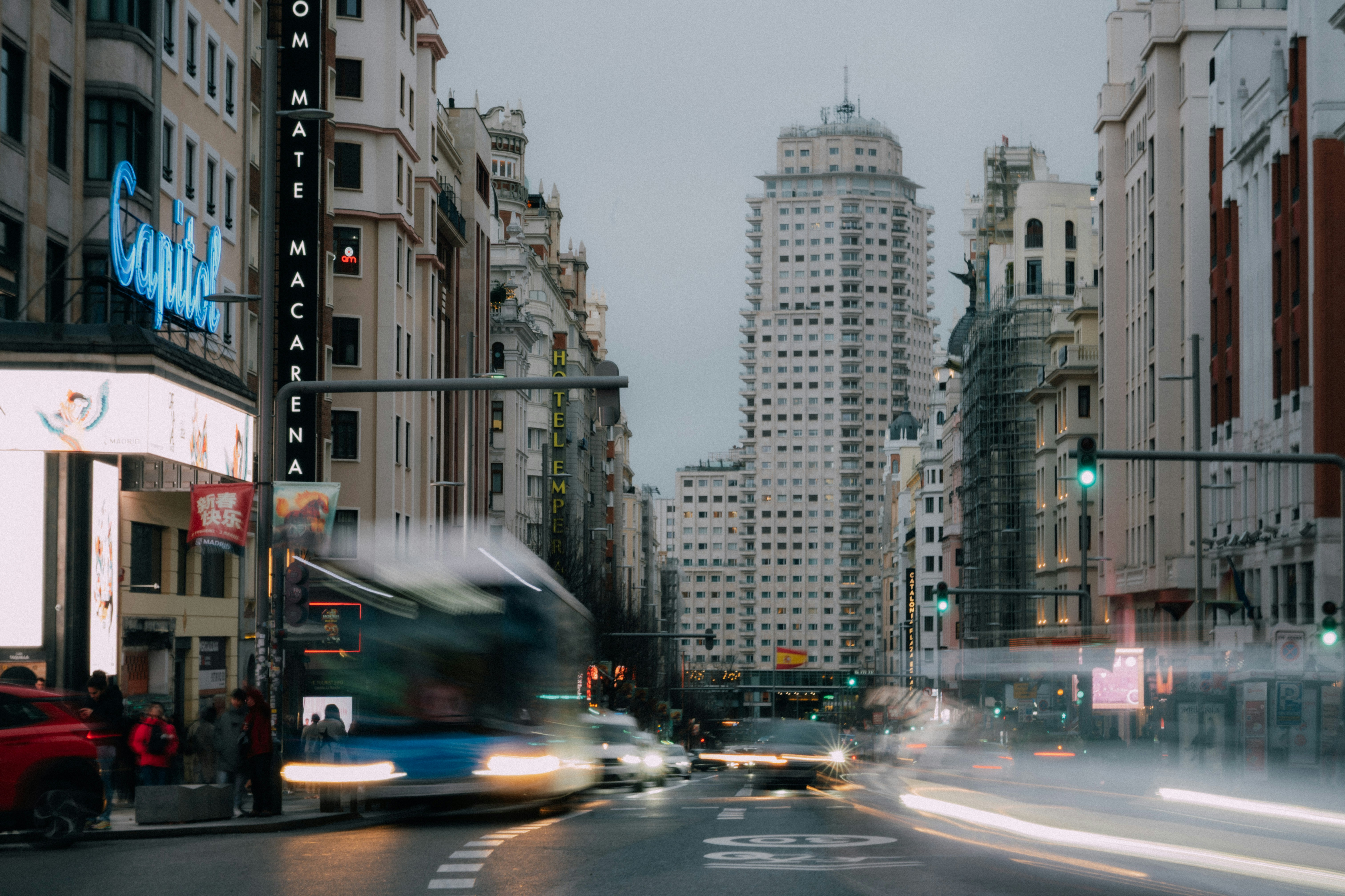 Rush Hour Cenotaph: A Blurred Boulevard Under a Narrow Sky