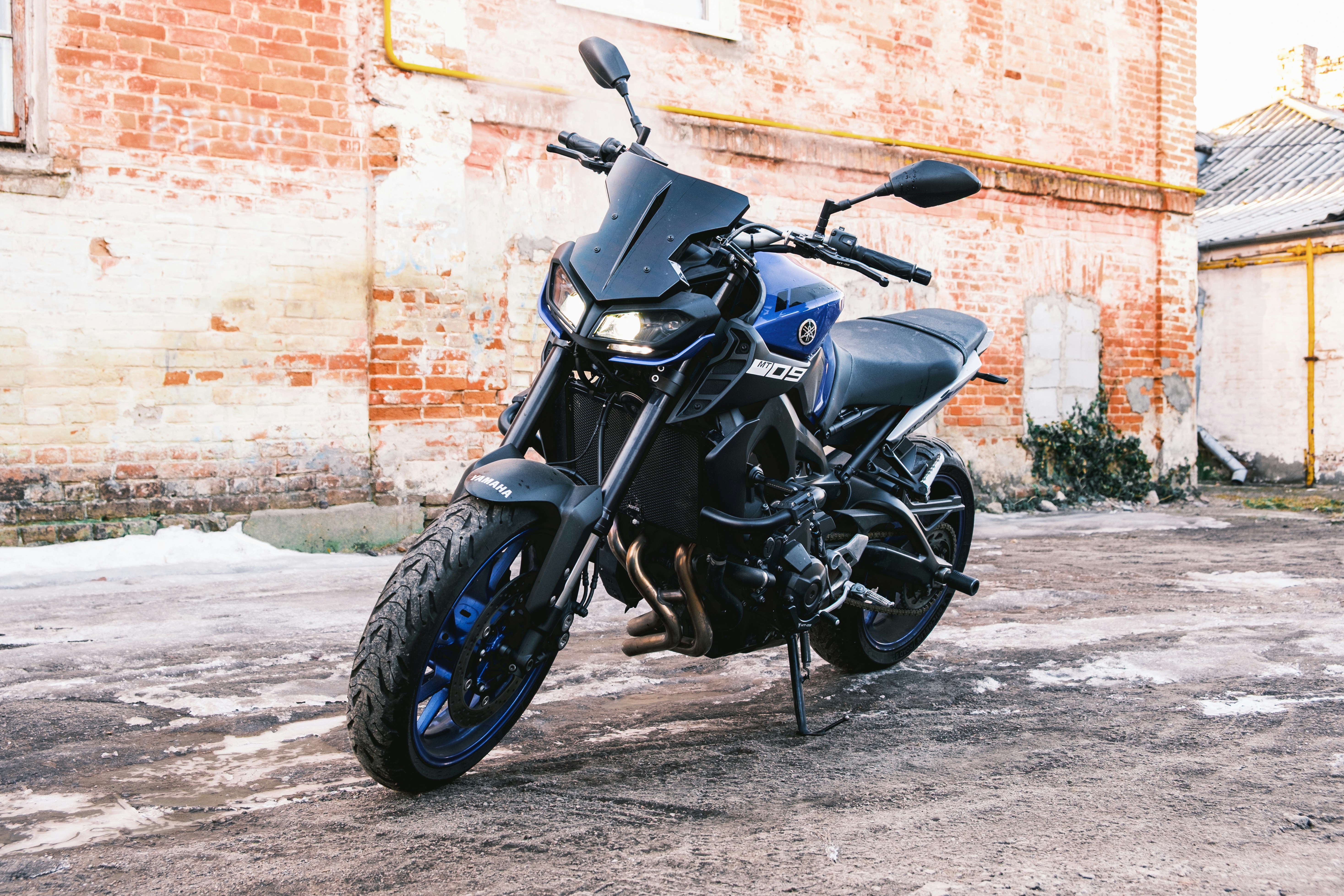 Urban Blue Flame: A Yamaha MT-style Street Bike Reigns the Courtyard