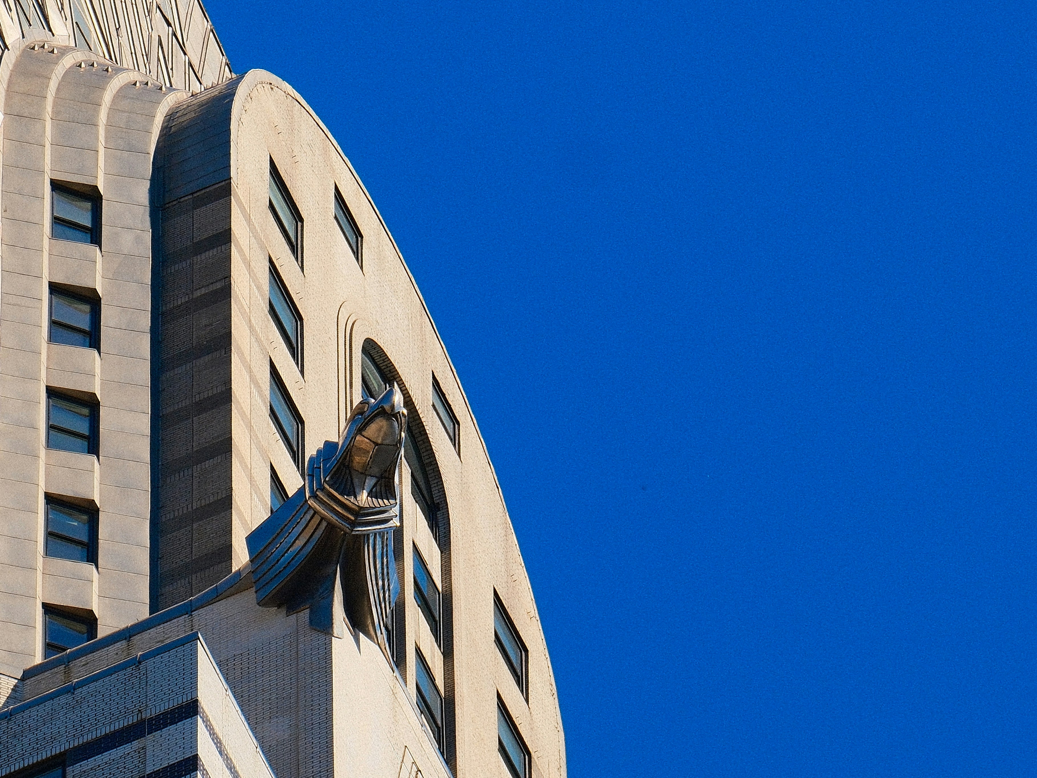 Curved Facade and Winged Lantern Climb the Sky