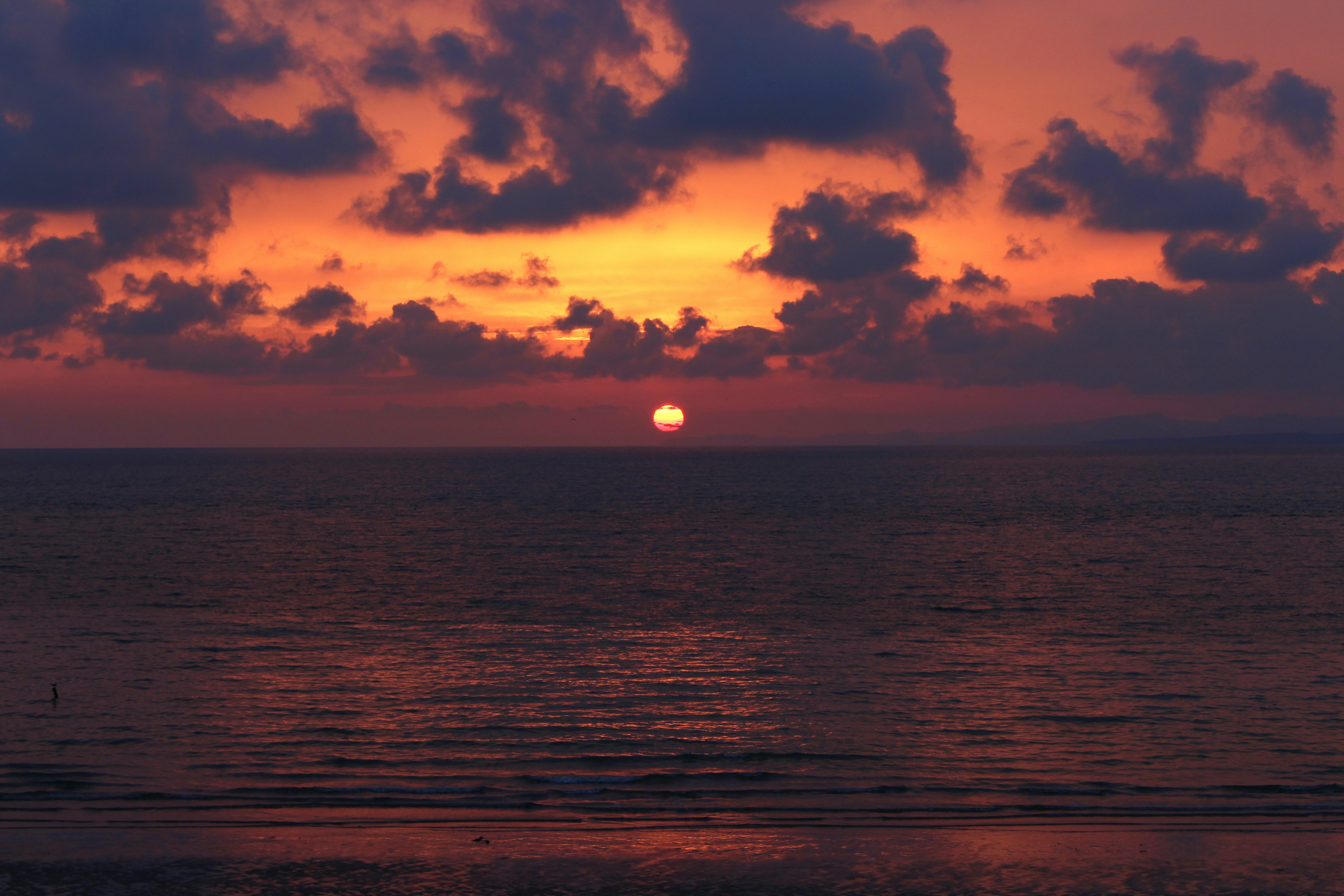Low Sun, Open Sea: A Quiet Sunset over Quiet Waters