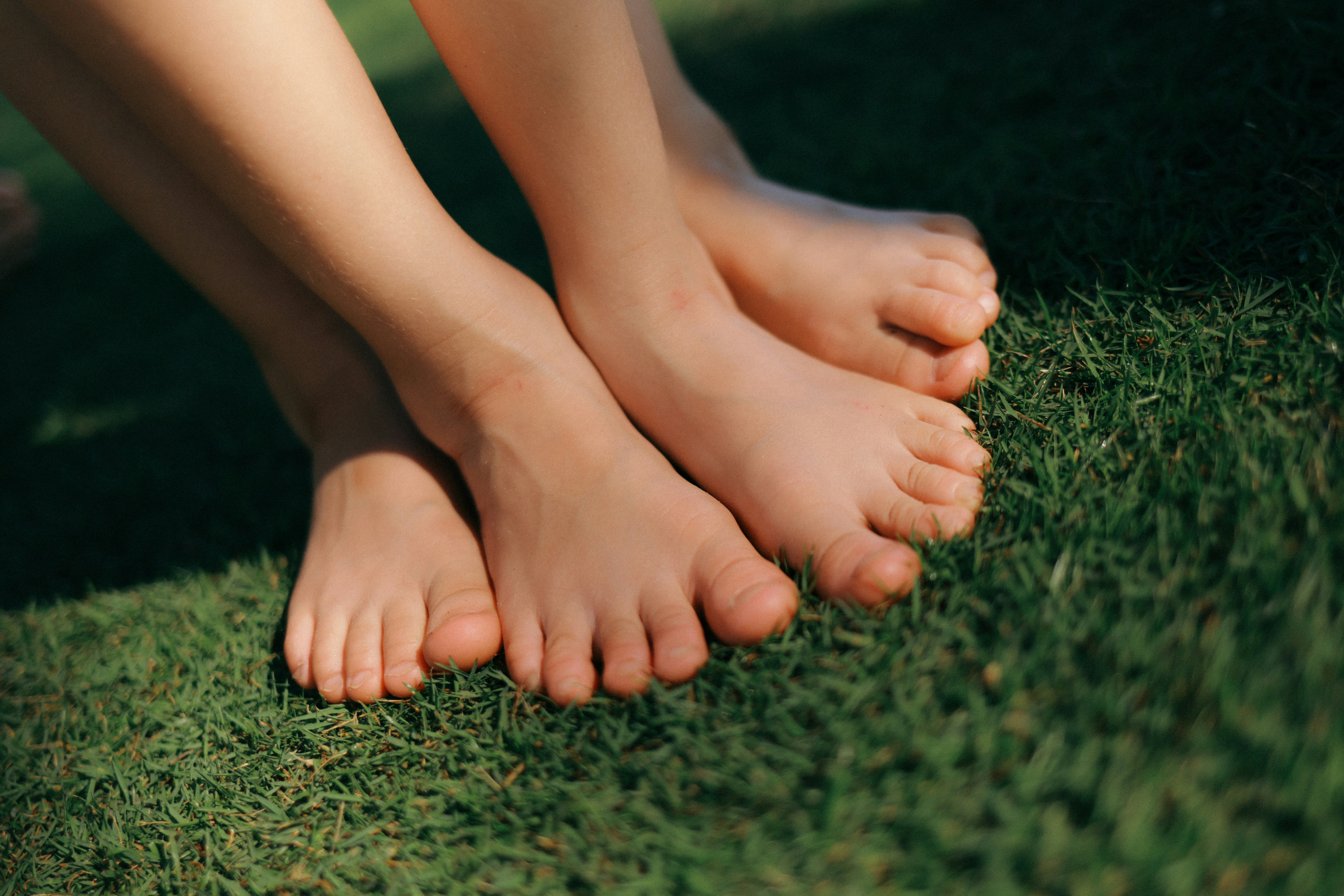 Bare-Toe Ballet on Grass: A Quiet Ground-Level Moment