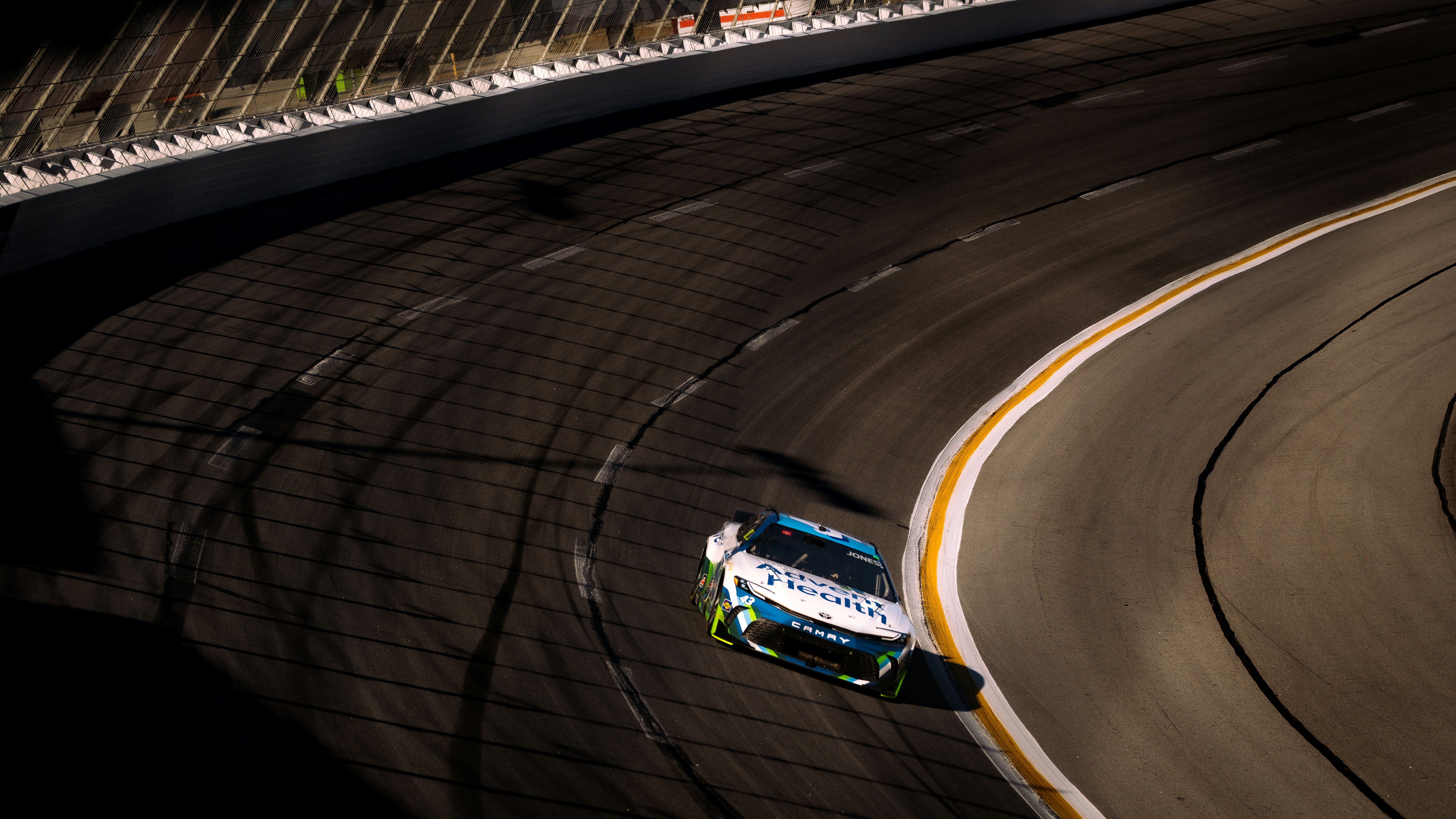 Curve Racer: A Green-Trimmed Car Carries Momentum Through the Banking