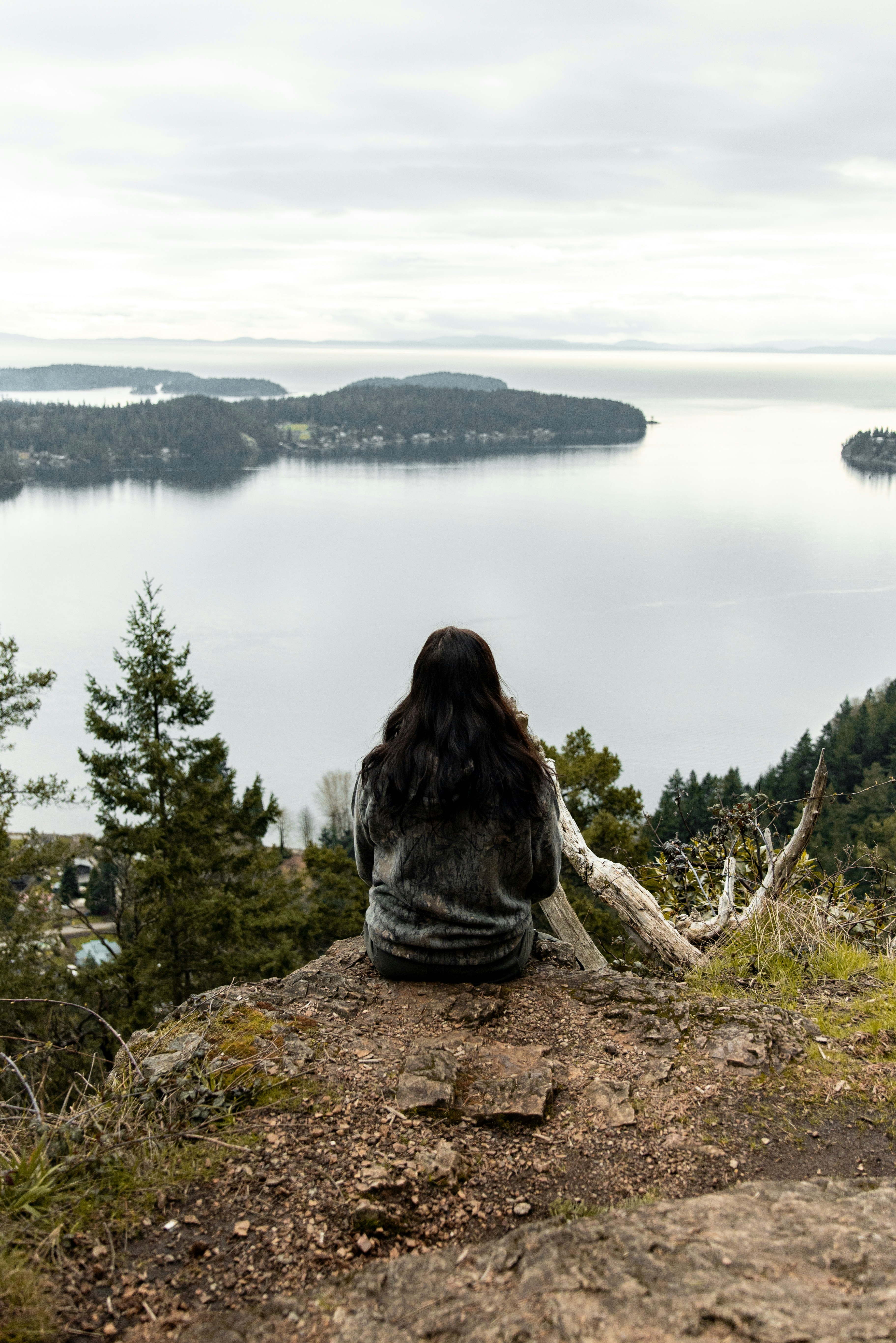Solitude on the Rim: A Quiet View Above the Lake