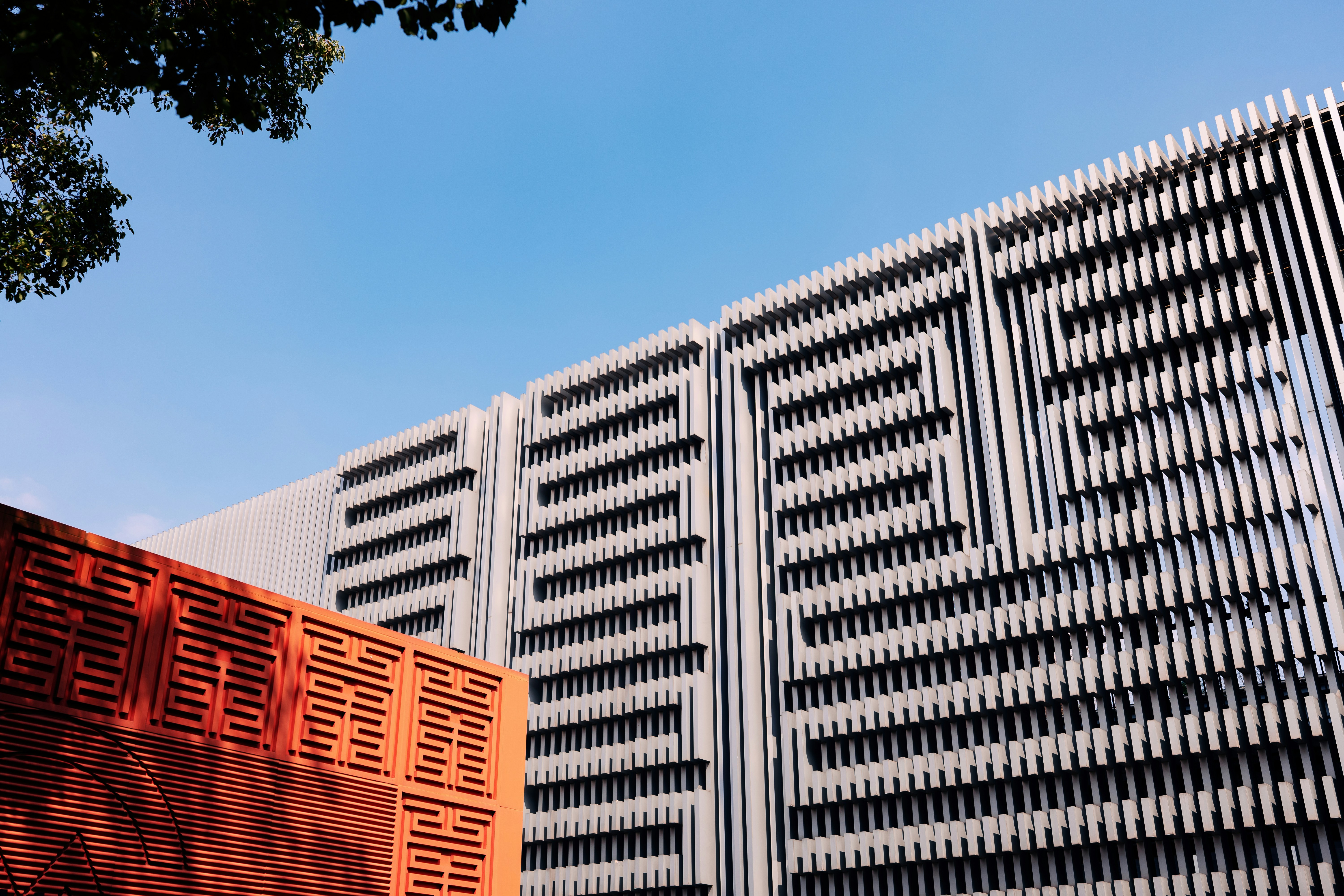 Urban Facade Lines: Modular Grids and Sunlit Metallic Rhythm