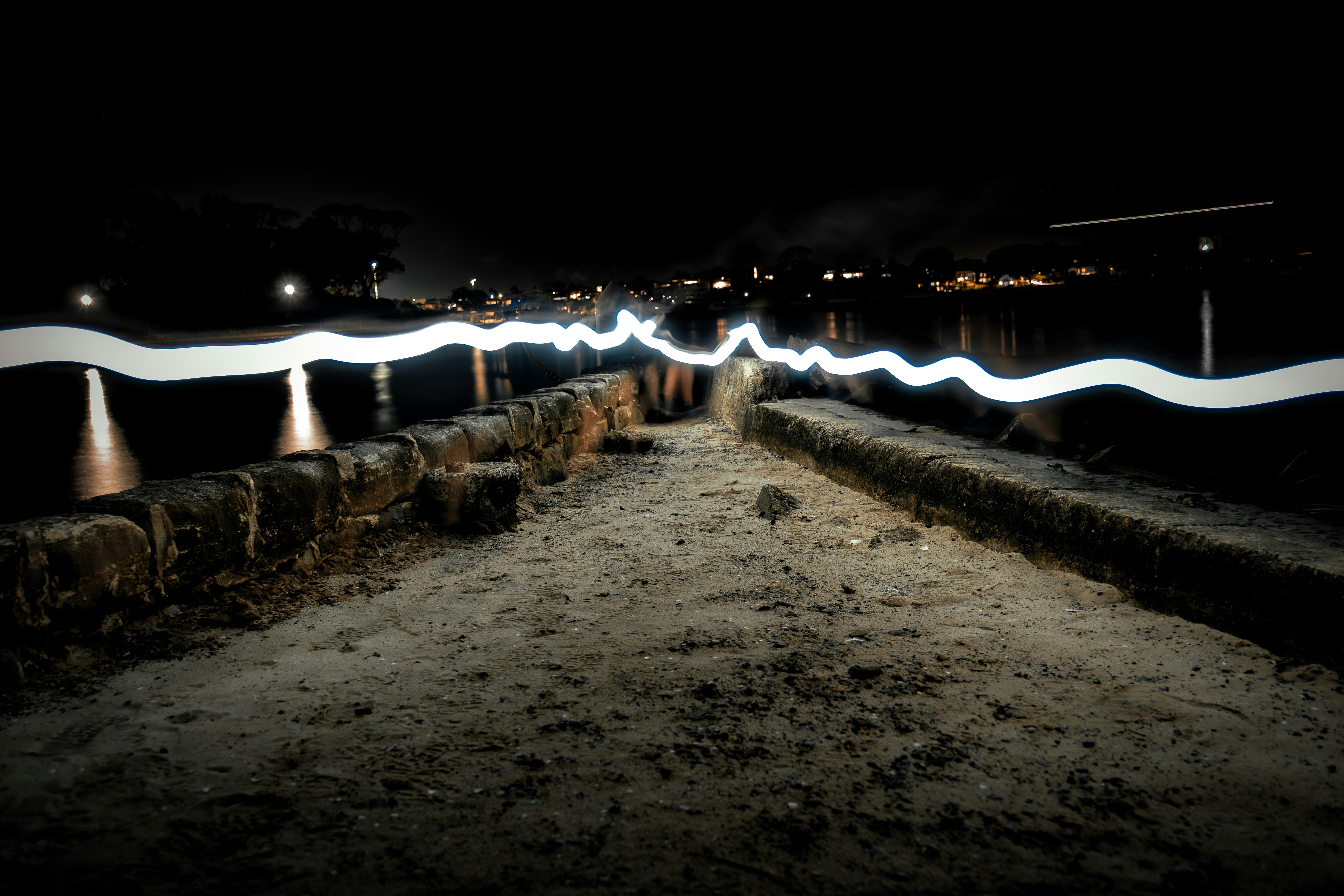 A Night Pathtraced by Light: Coastline Corridor under Starlit Sky