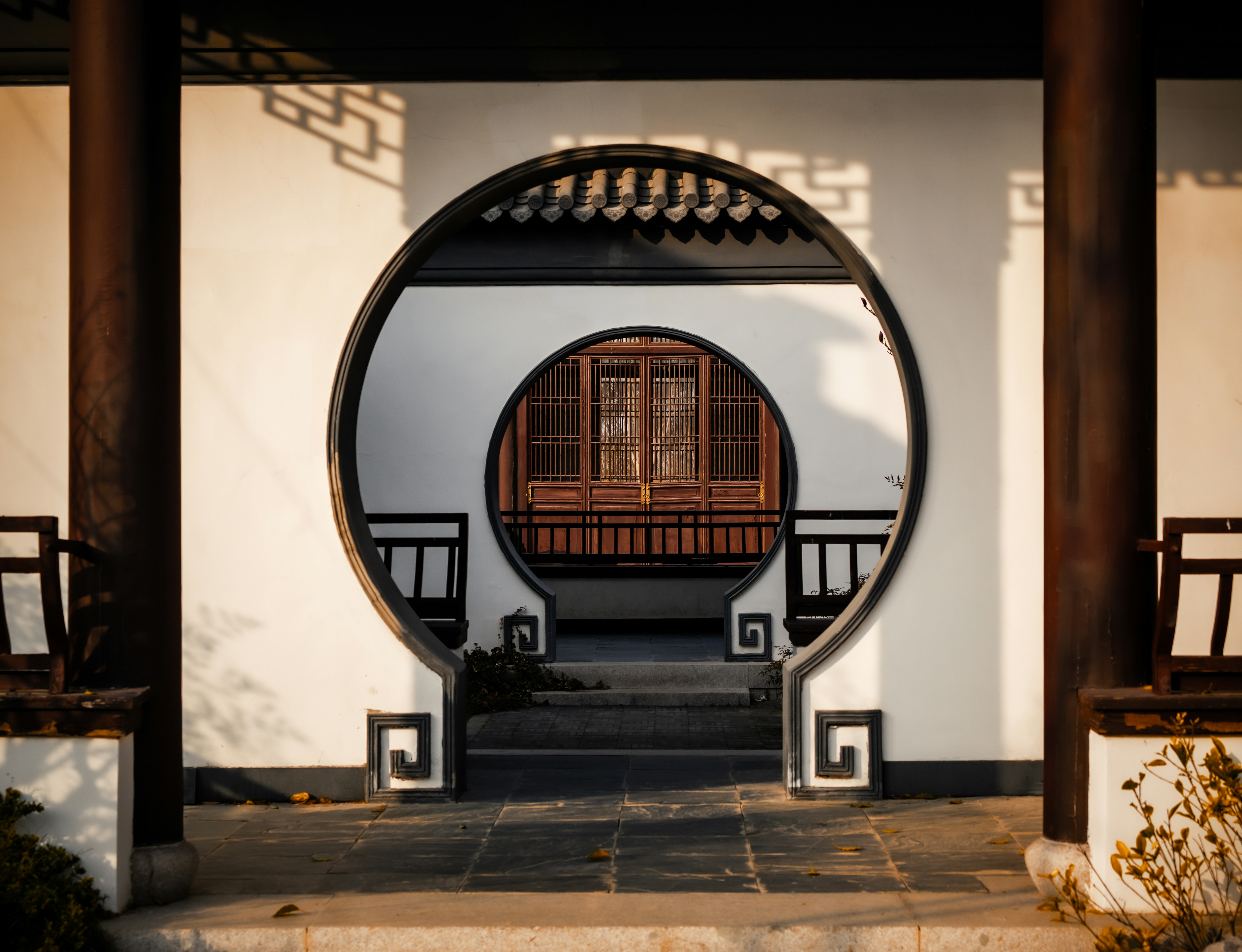 Circular Gates: Symmetry Through the Lantern-Colored Courtyard