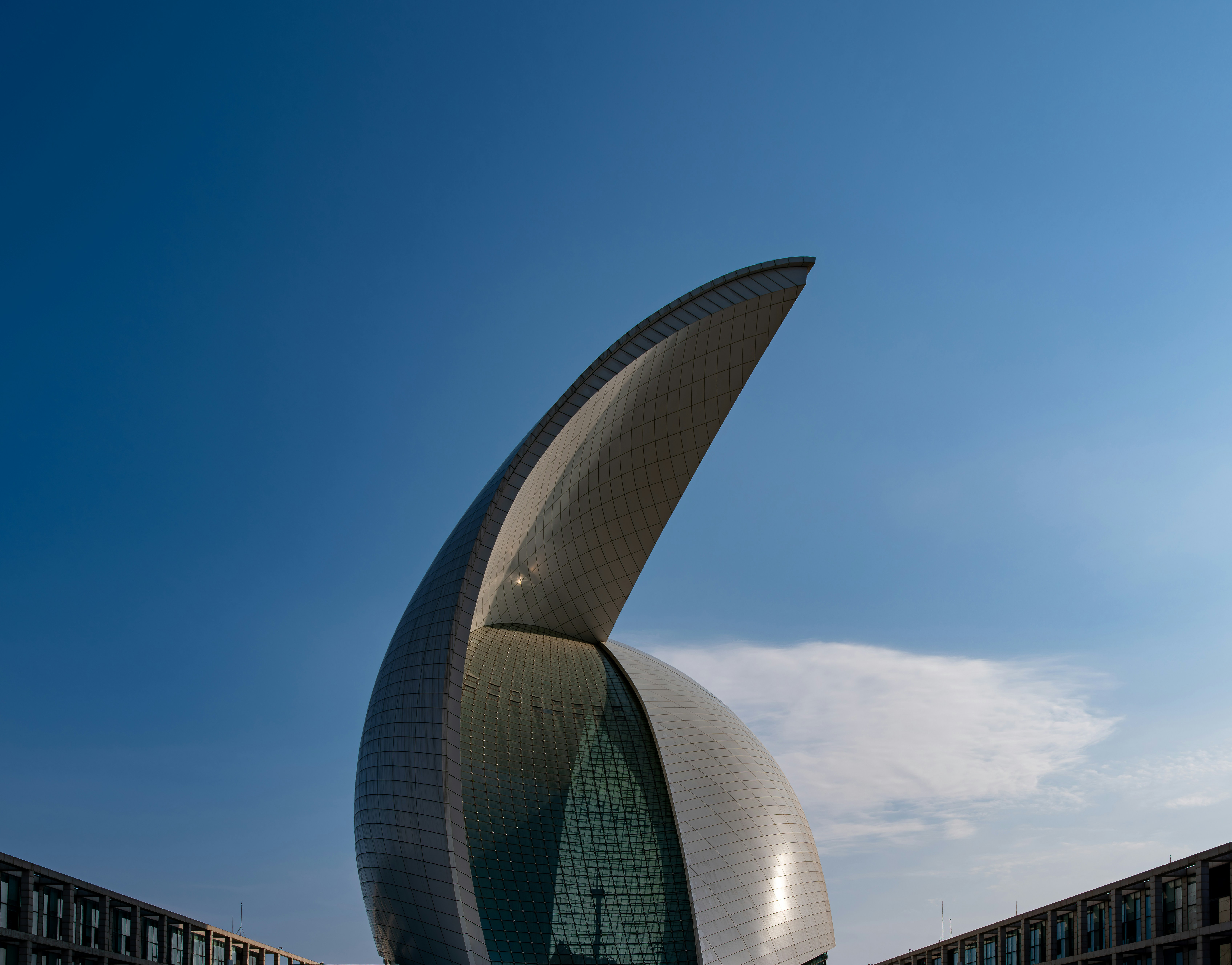 Sailing Steel: The Curved Monument Against a Clear Sky
