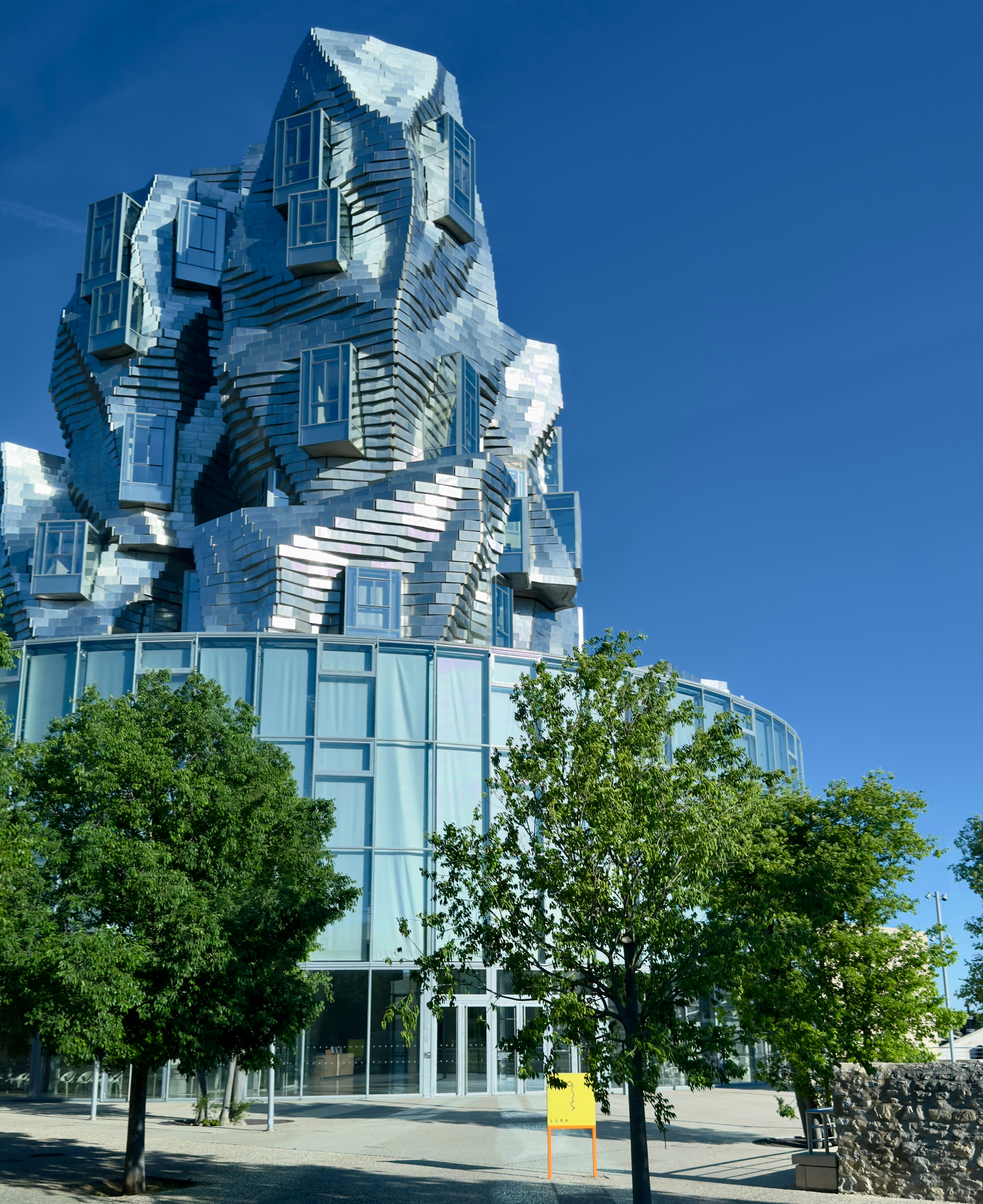 Greyscale Waves: A Glassy Megastructure Reaching the Sky