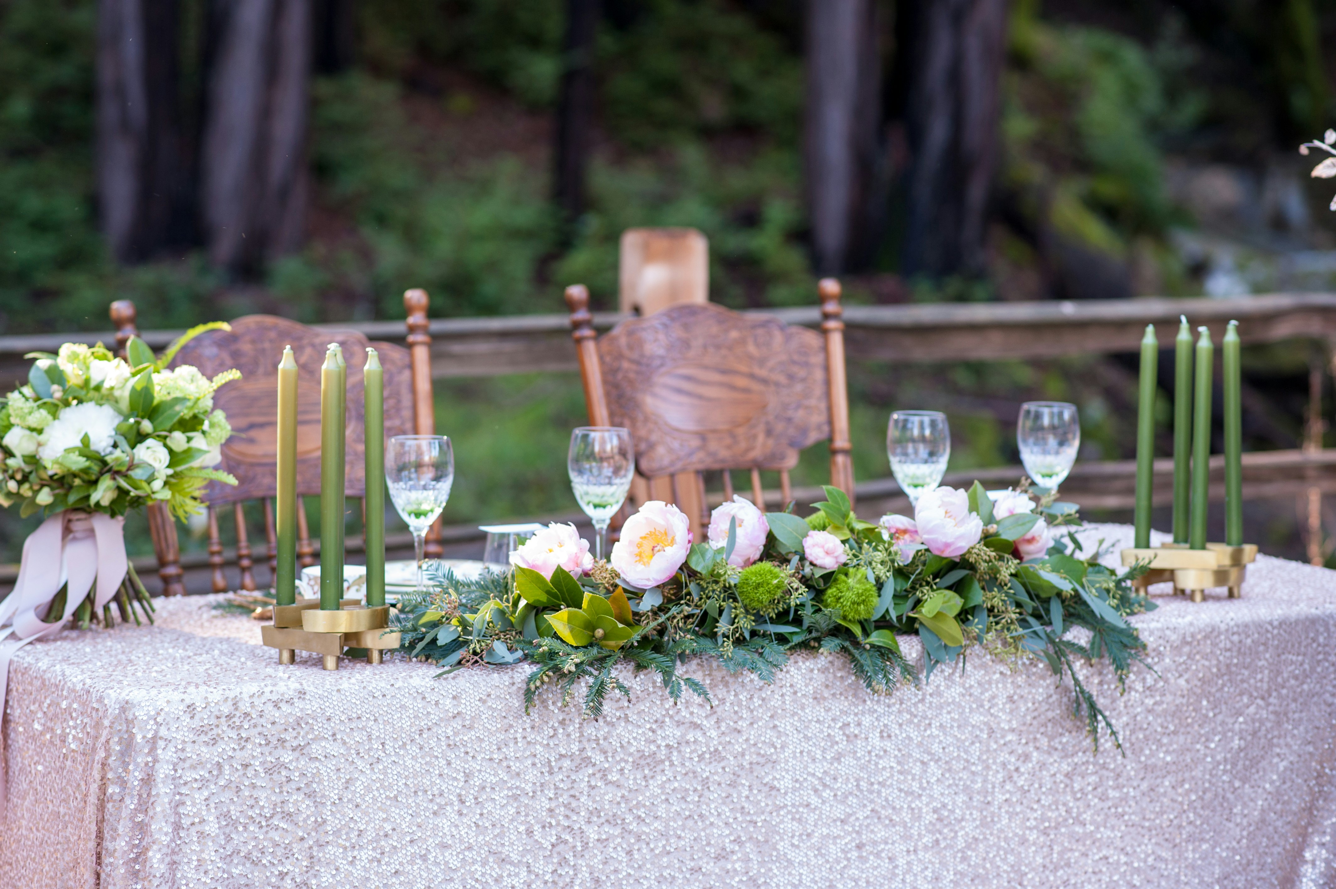 Décor de table de mariage avec compositions florales et bougies photo ...