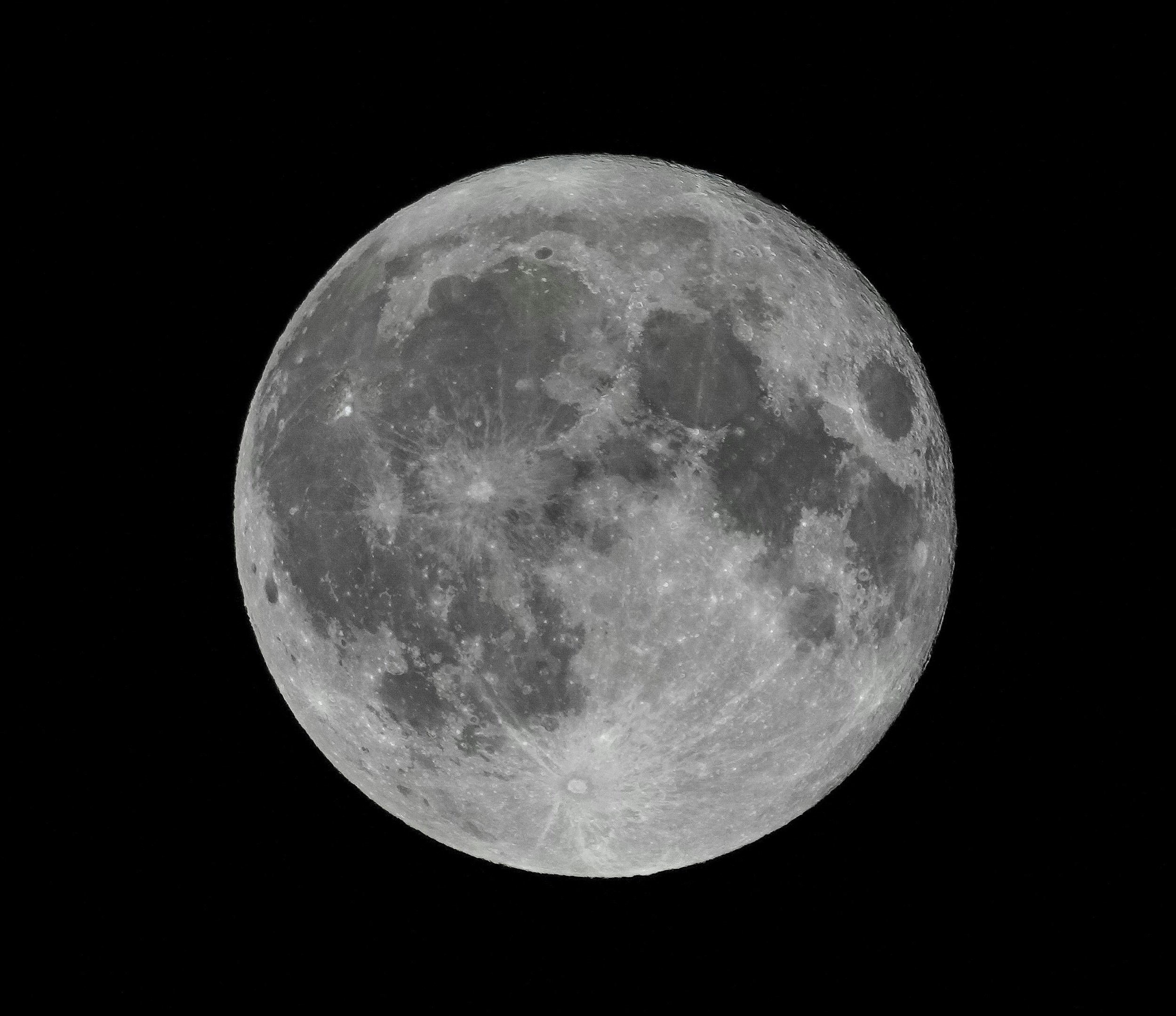 Luminous Moon: A Crisp, Central Disc in Endless Night