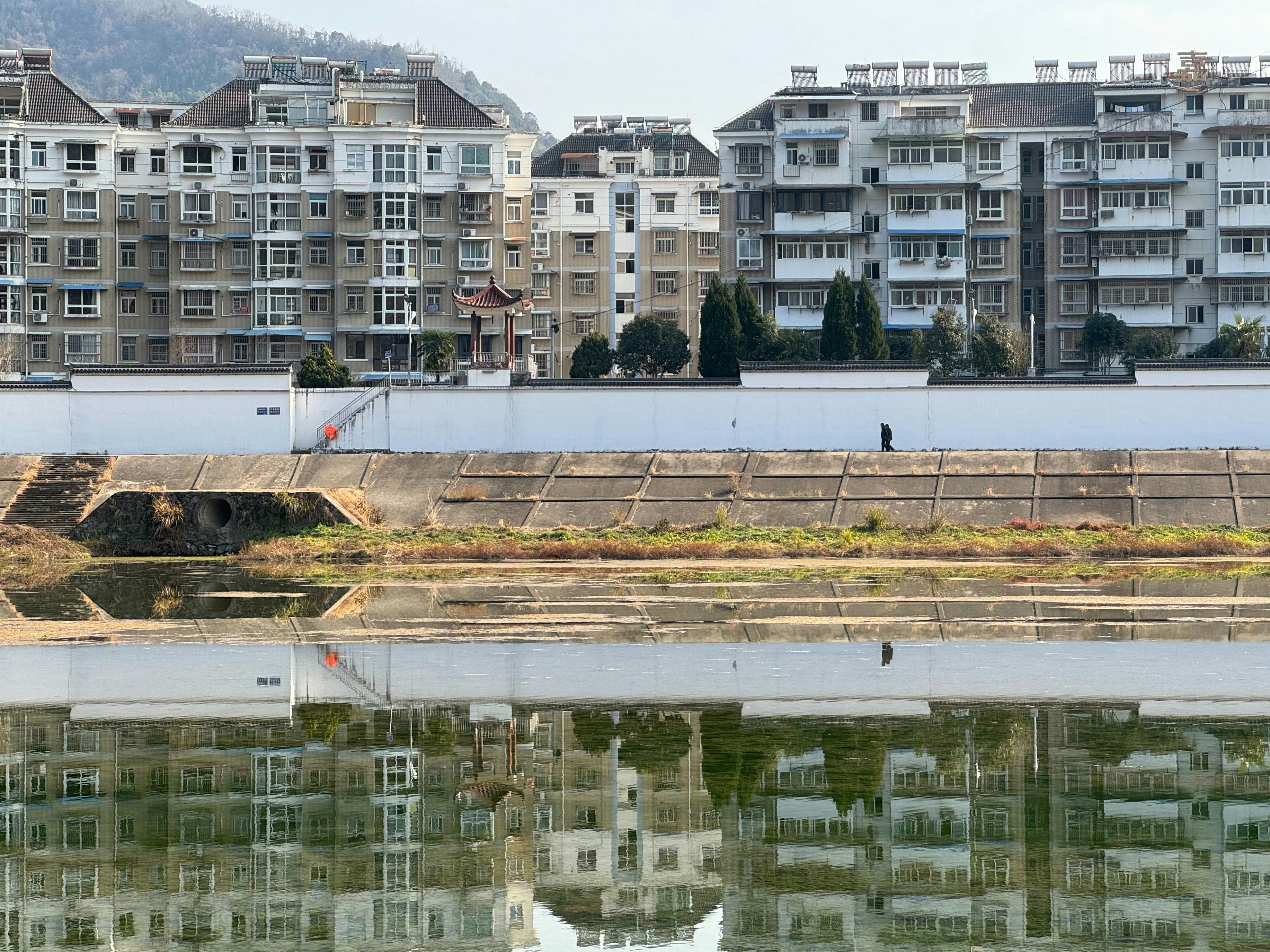 Riverfront Echo: Apartments and Their Quiet Reflection