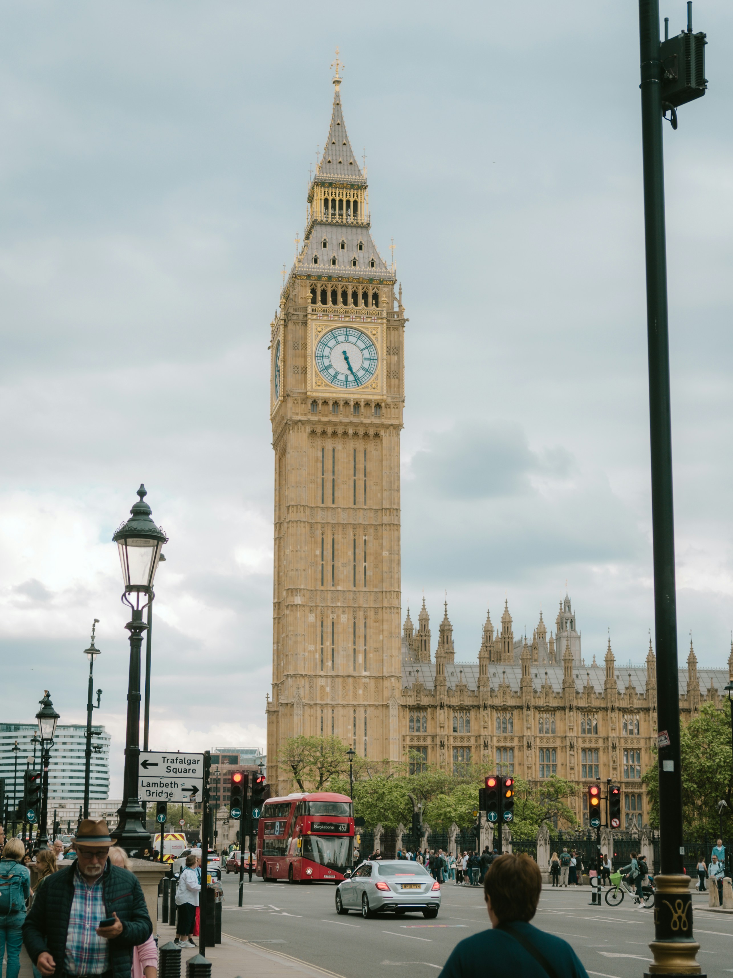 Big Ben in Focus: A London Street Scene Under a Calm Sky