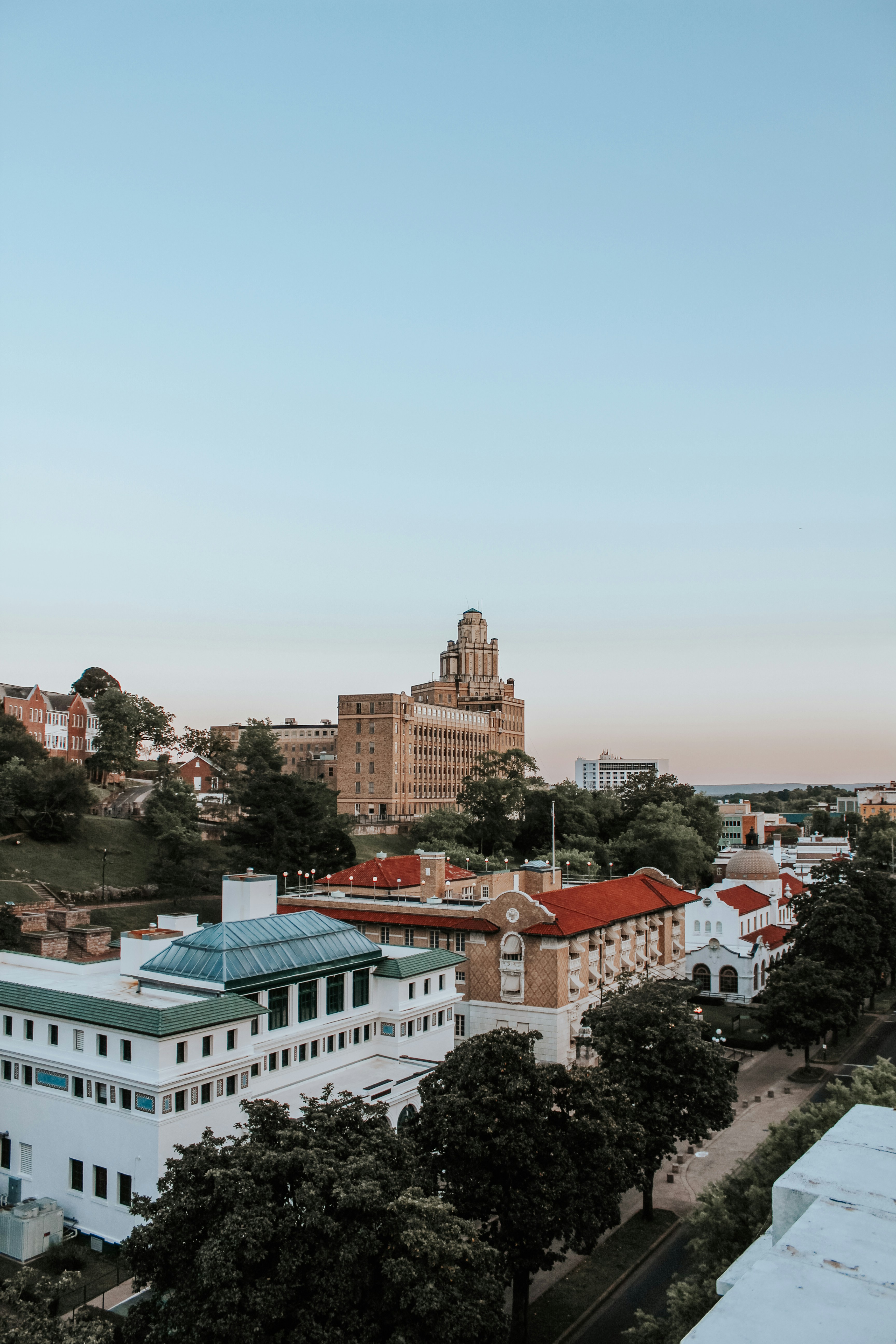 Cityscape at Dusk: A Quiet Horizon Behind Timeless Architecture