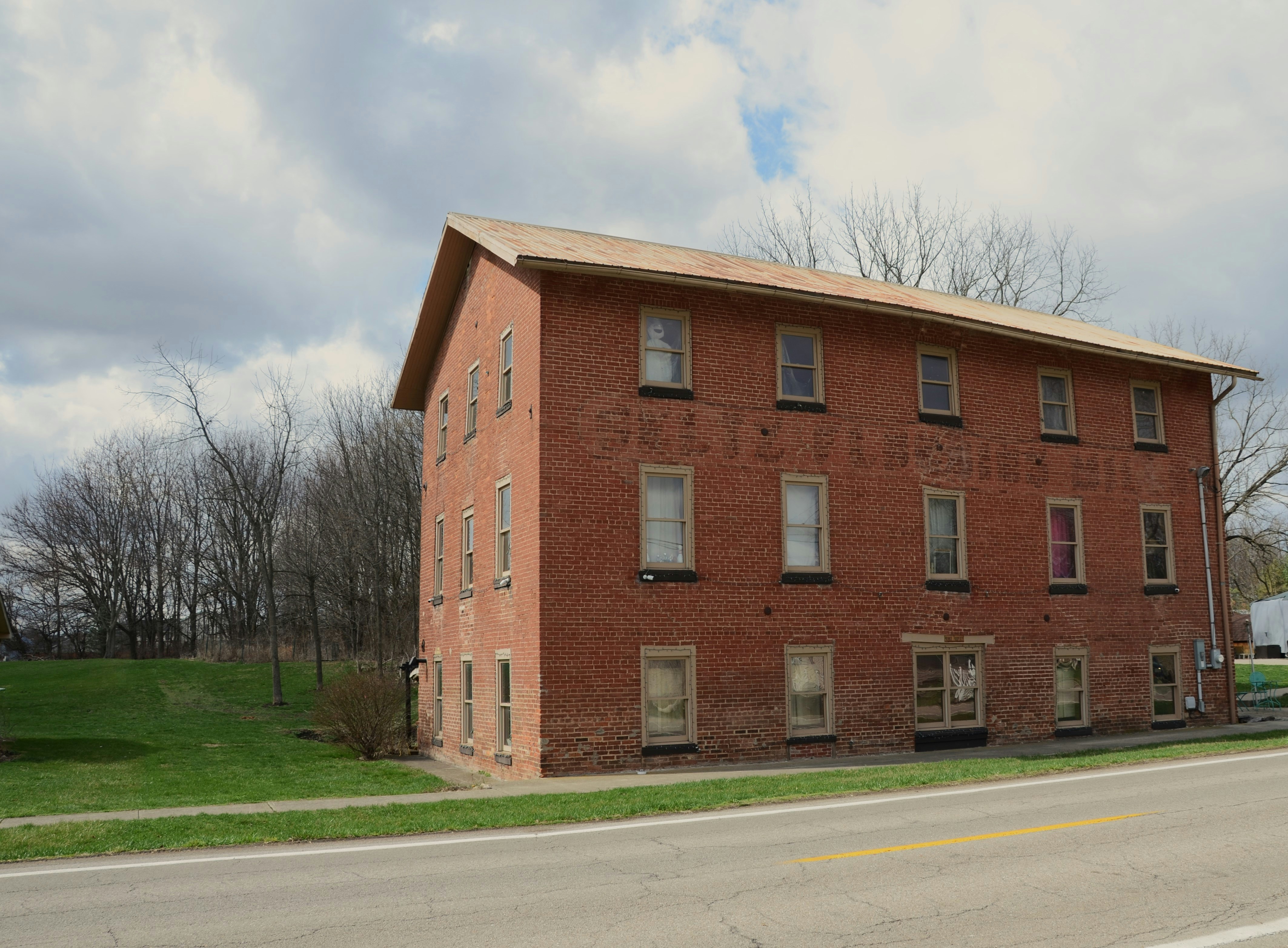 Brick Georgian Block: A Quiet, Three-Story Campus Building by the Road
