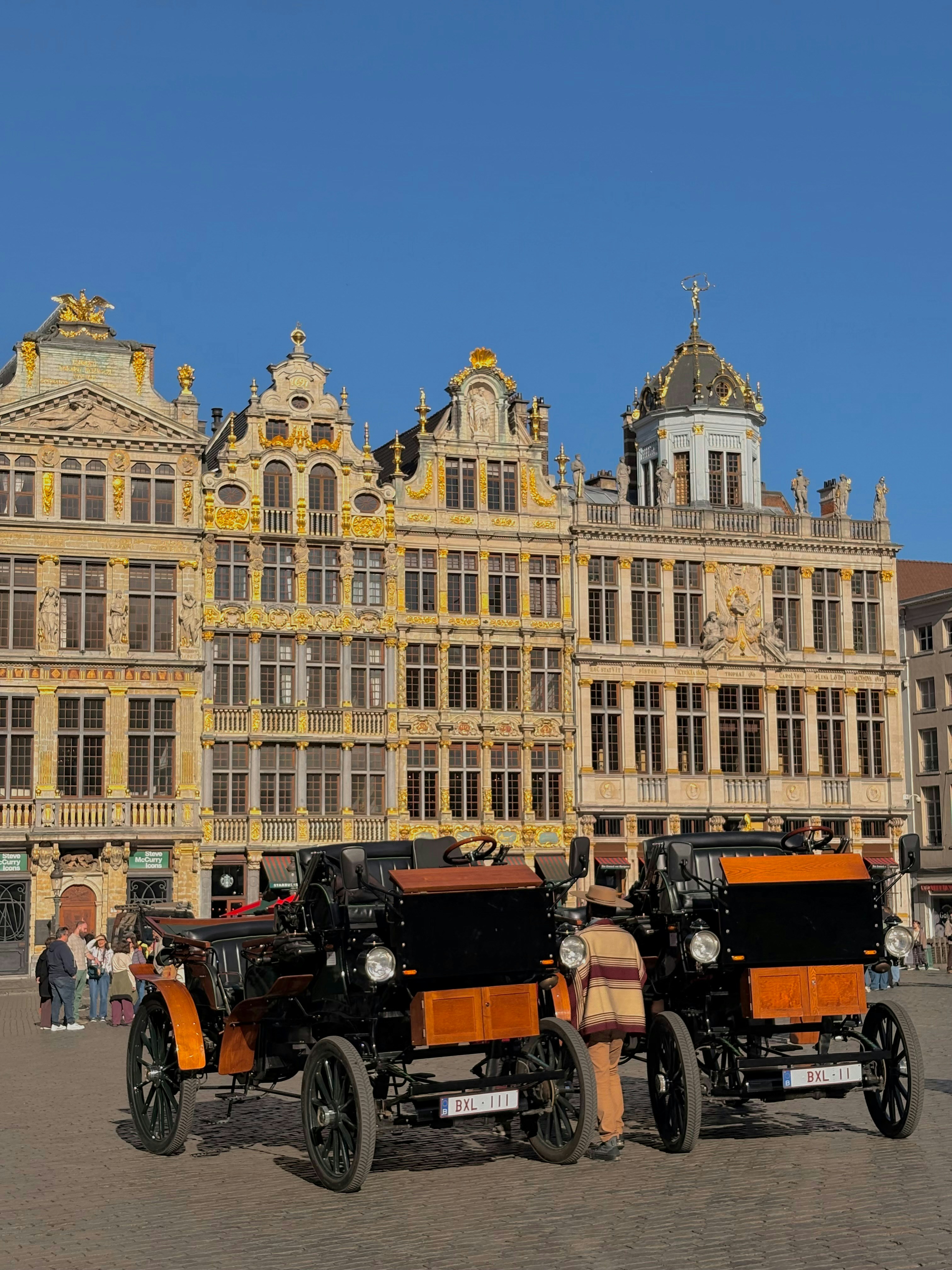 Carriages at the Grand Place: golden façades and vintage wheels