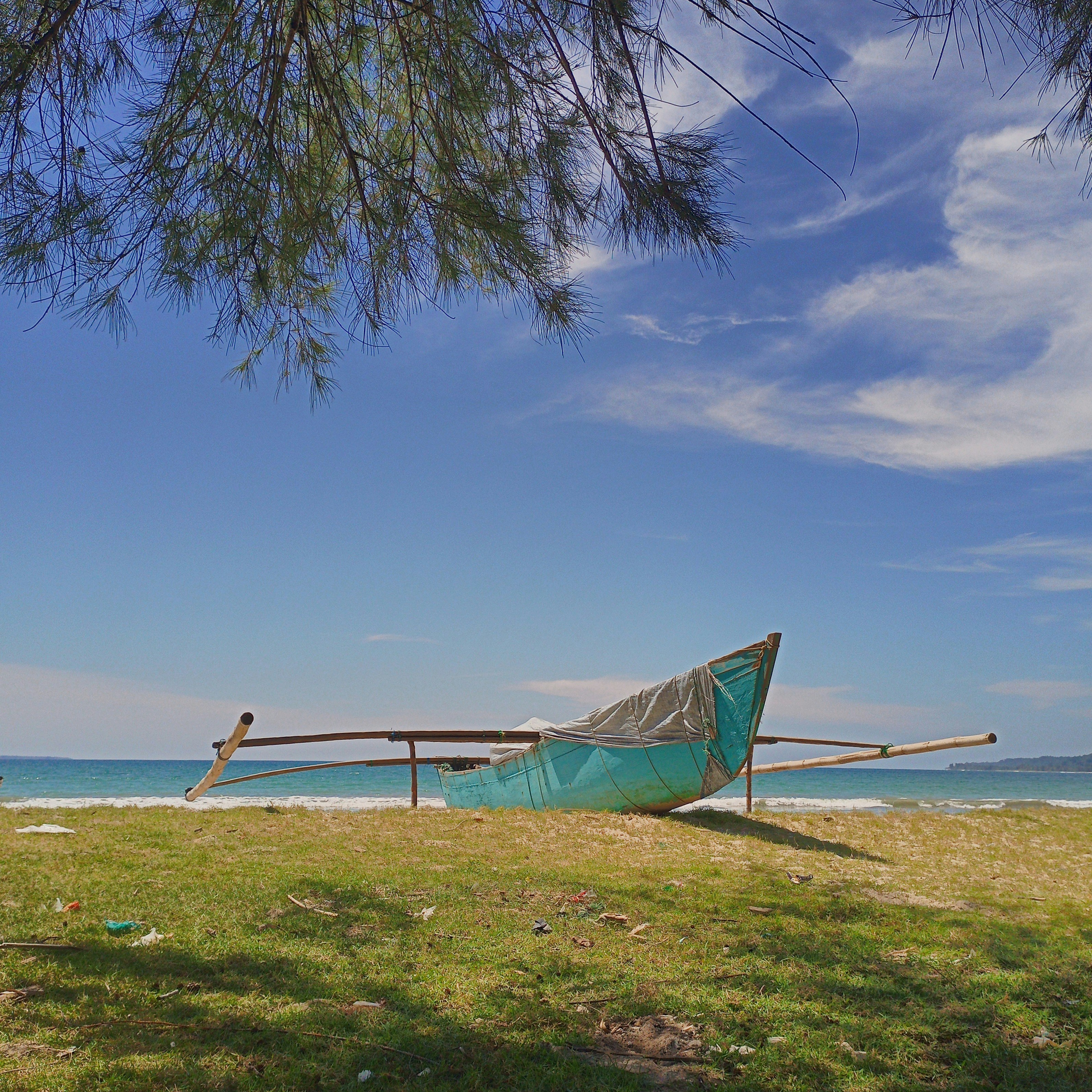 The Quiet Hull of a Beach Boat Resting under a Wide Horizon
