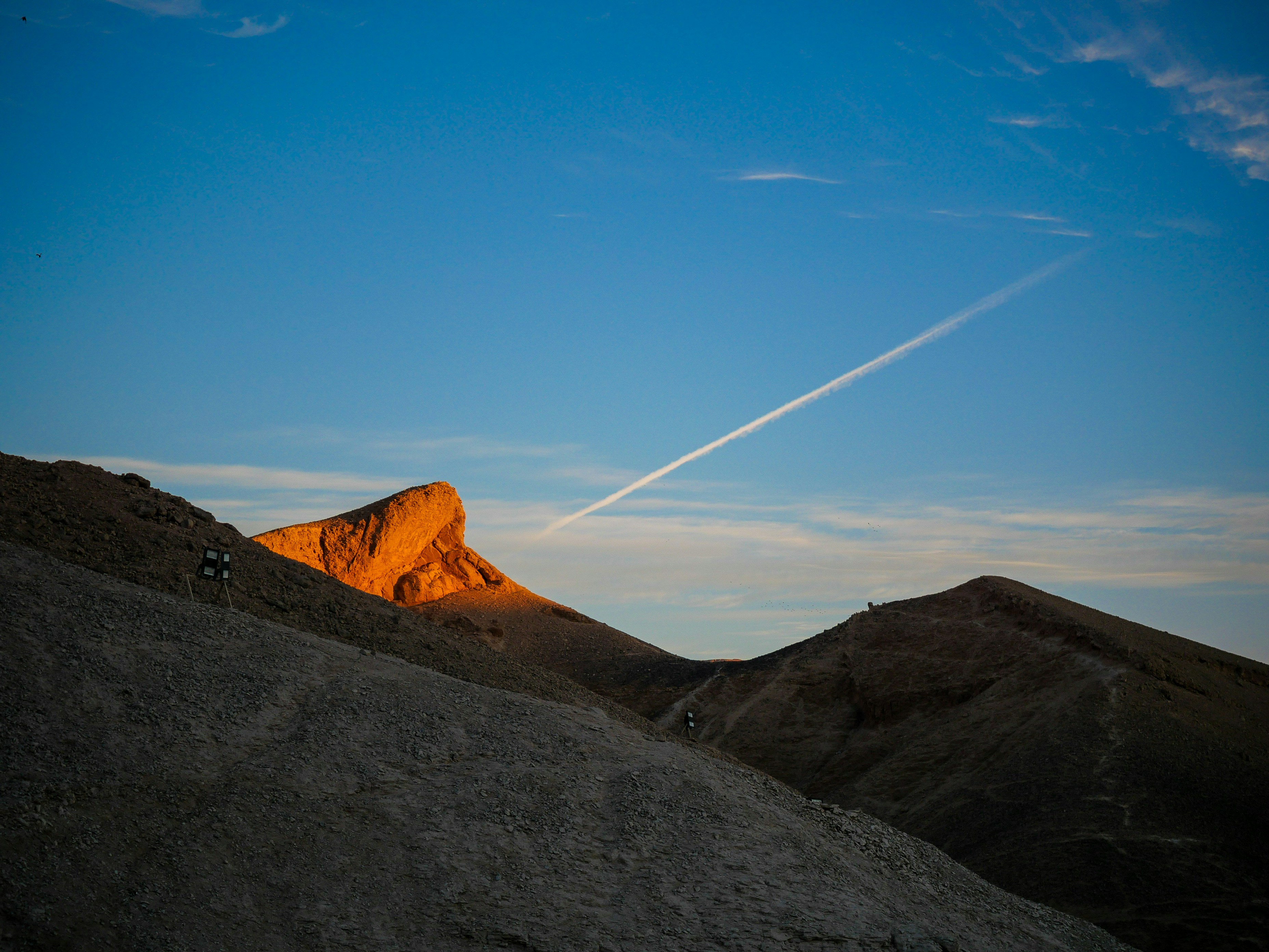 Golden Peak at Dusk: A Quiet Servo of Light Over Desert Slopes