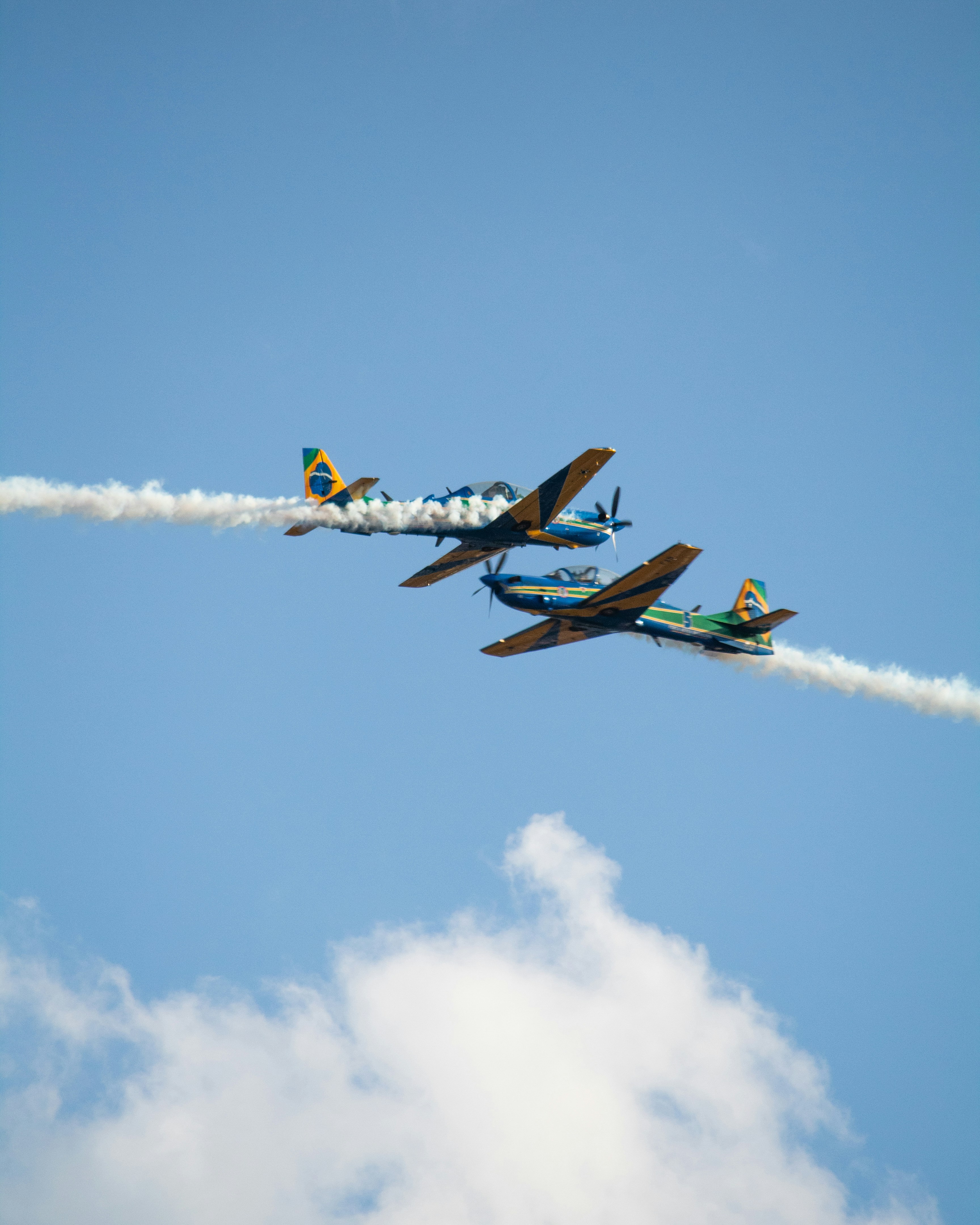 Triad in the Sky: Aerial Acrobats Leaving Contrails
