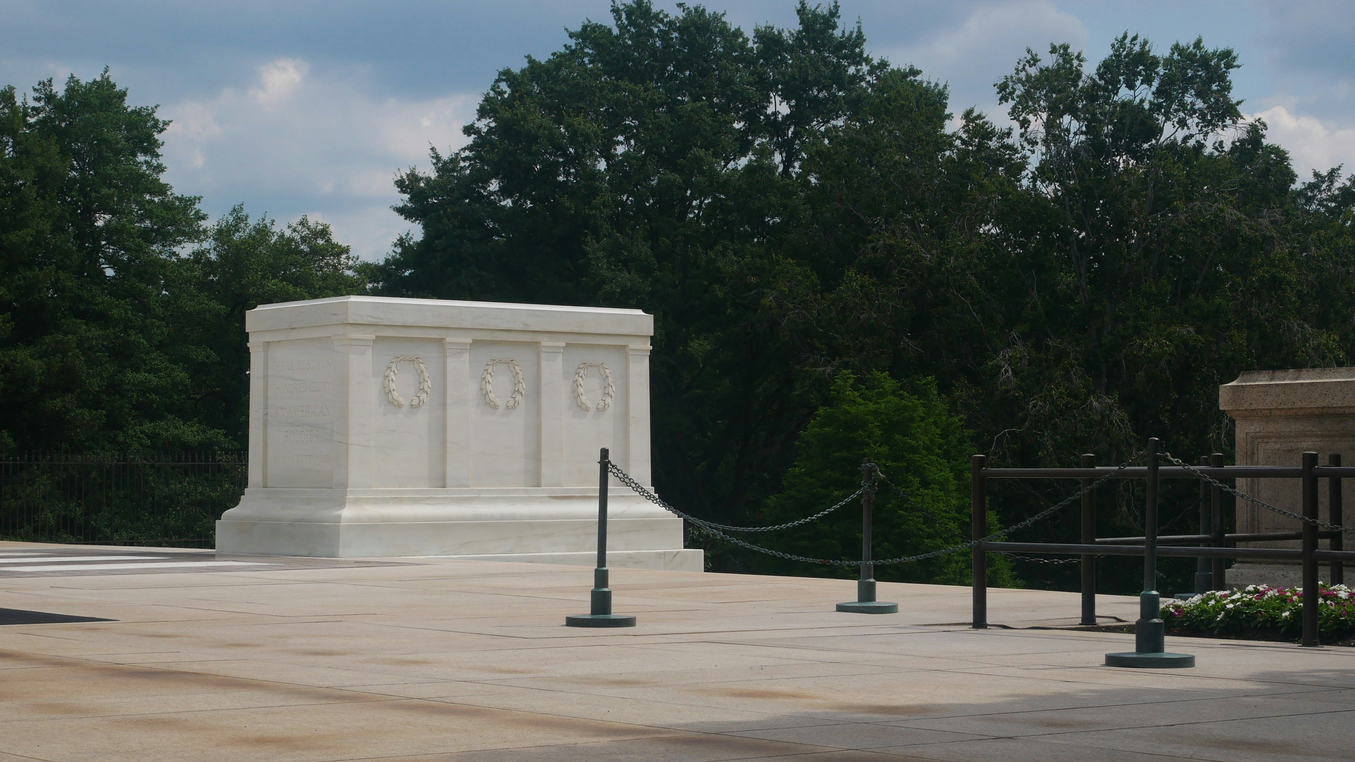 Silent Terrace: A Marble Monument Beneath the Parkline Sky