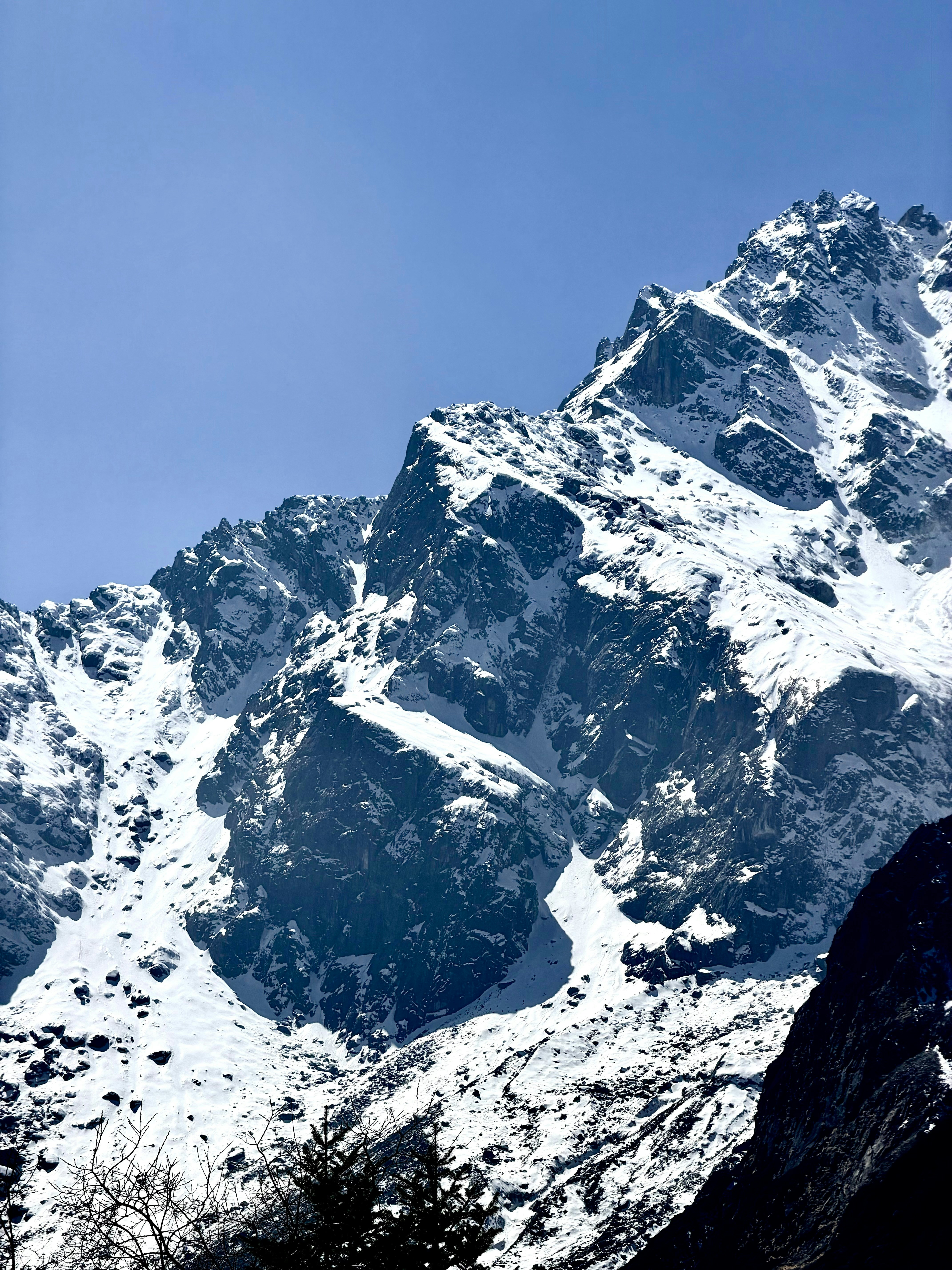 Snowbound Facets: A Crown of Peaks Against a Clear Sky