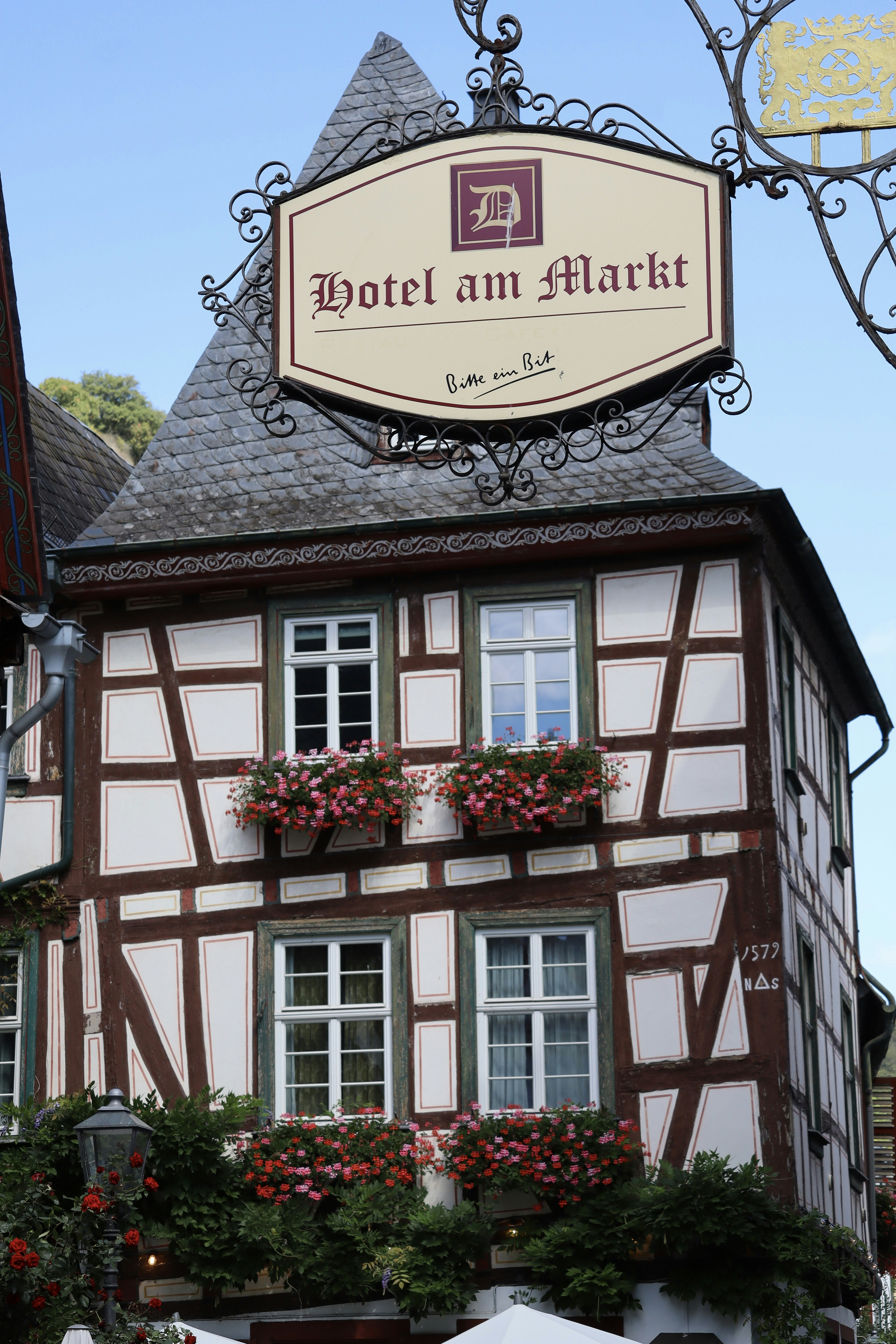 Hotel am Markt: Timber-framed façade and hanging sign in bloom