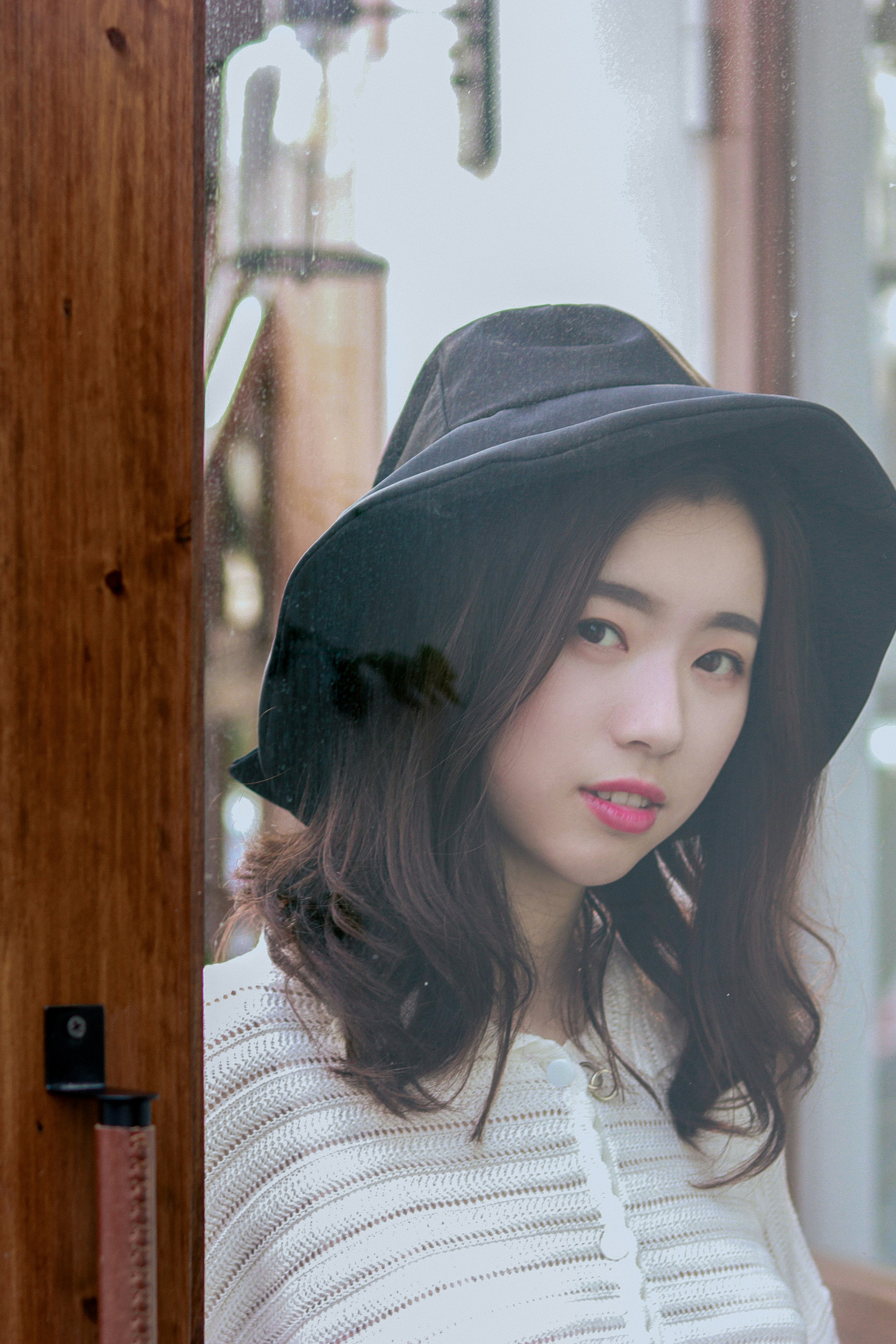 Portrait beneath a Wide-brim: Soft Light and Gentle Gaze