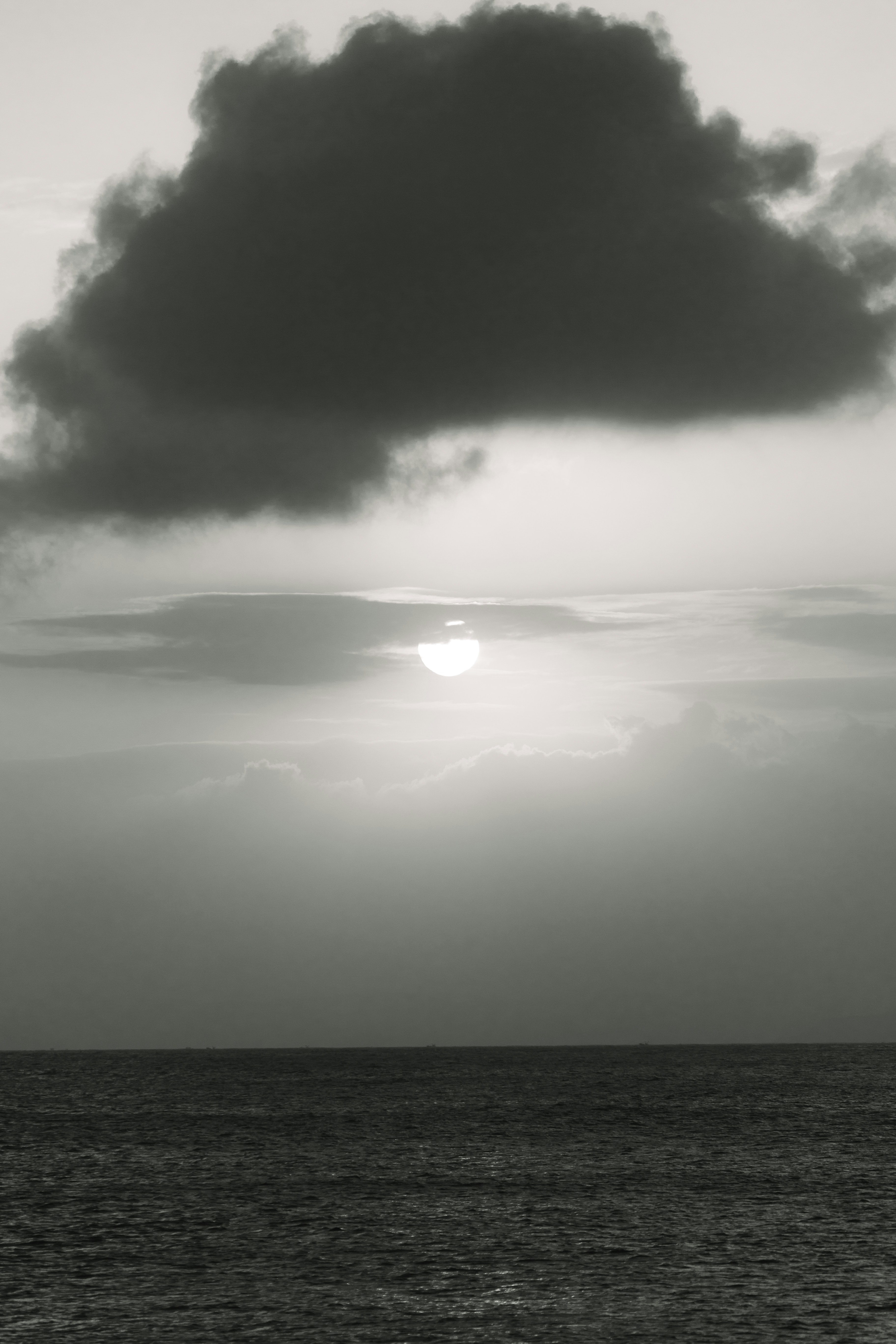 Horizon Glow: Quiet Sea Under a Pressed Cloud