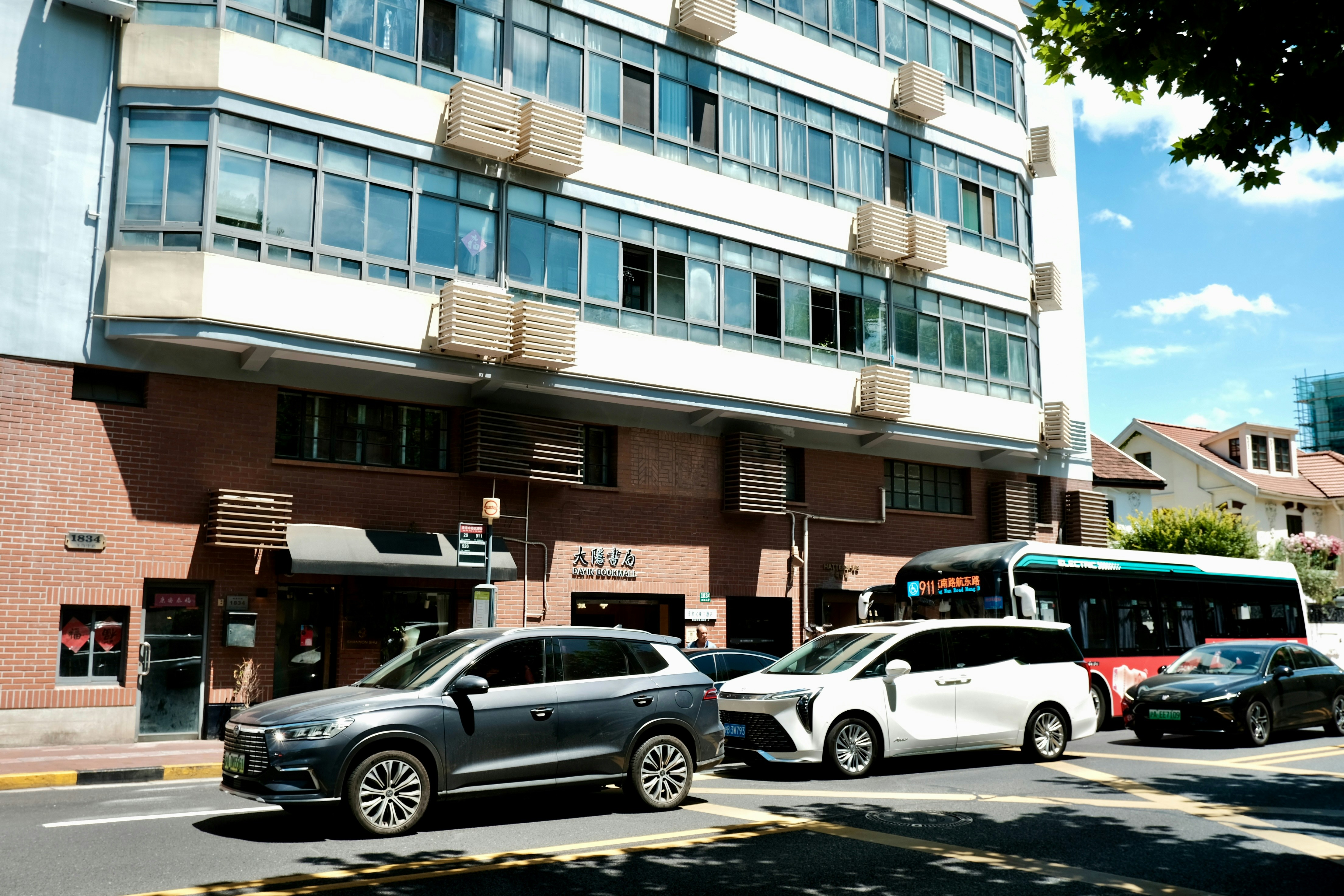 Urban Stoplight: A Street-Level Snapshot of Transit and Glass Facades