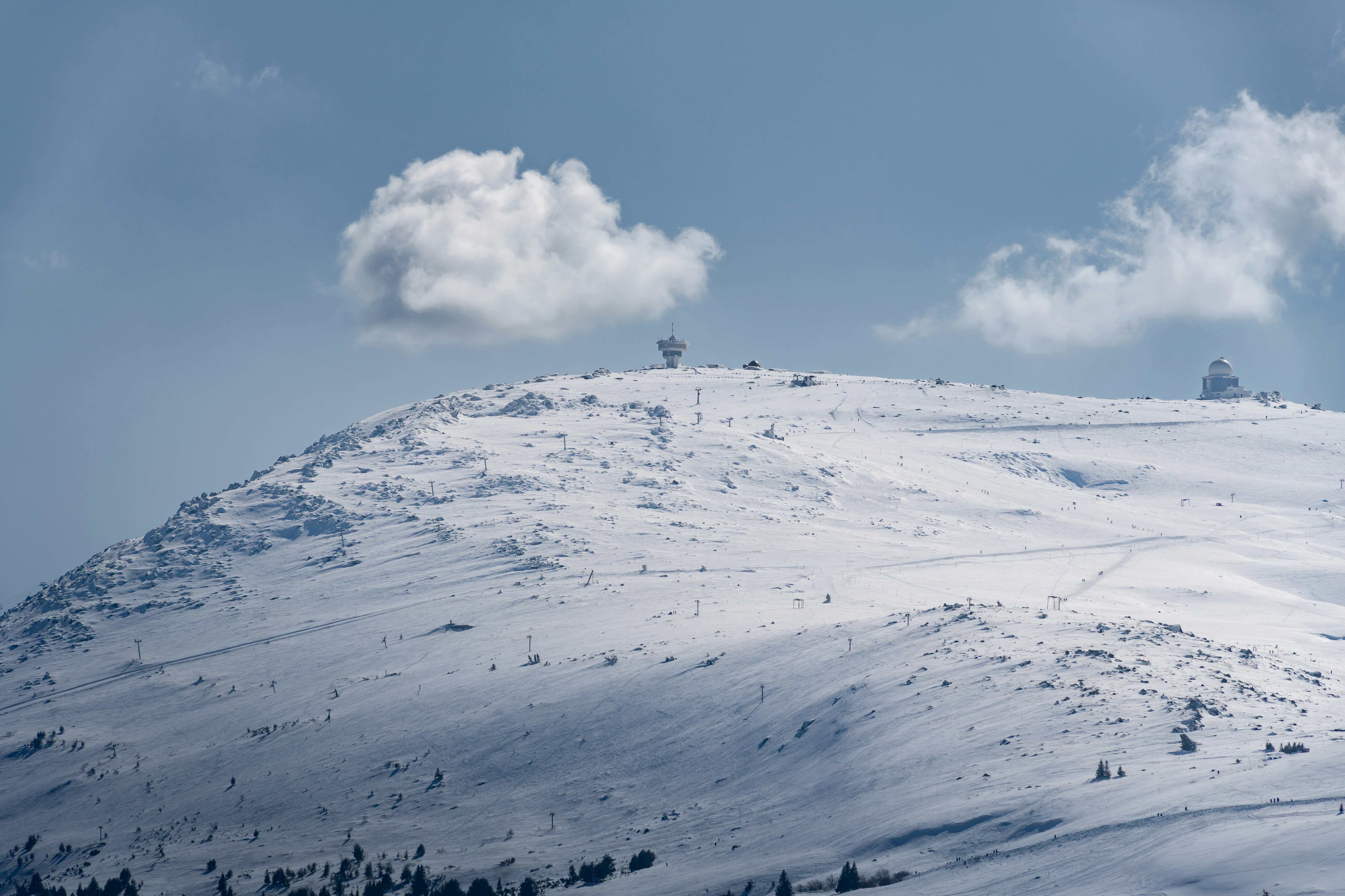 Snowbound Summit: A Wind-Swept Vista Under a Quiet Sky
