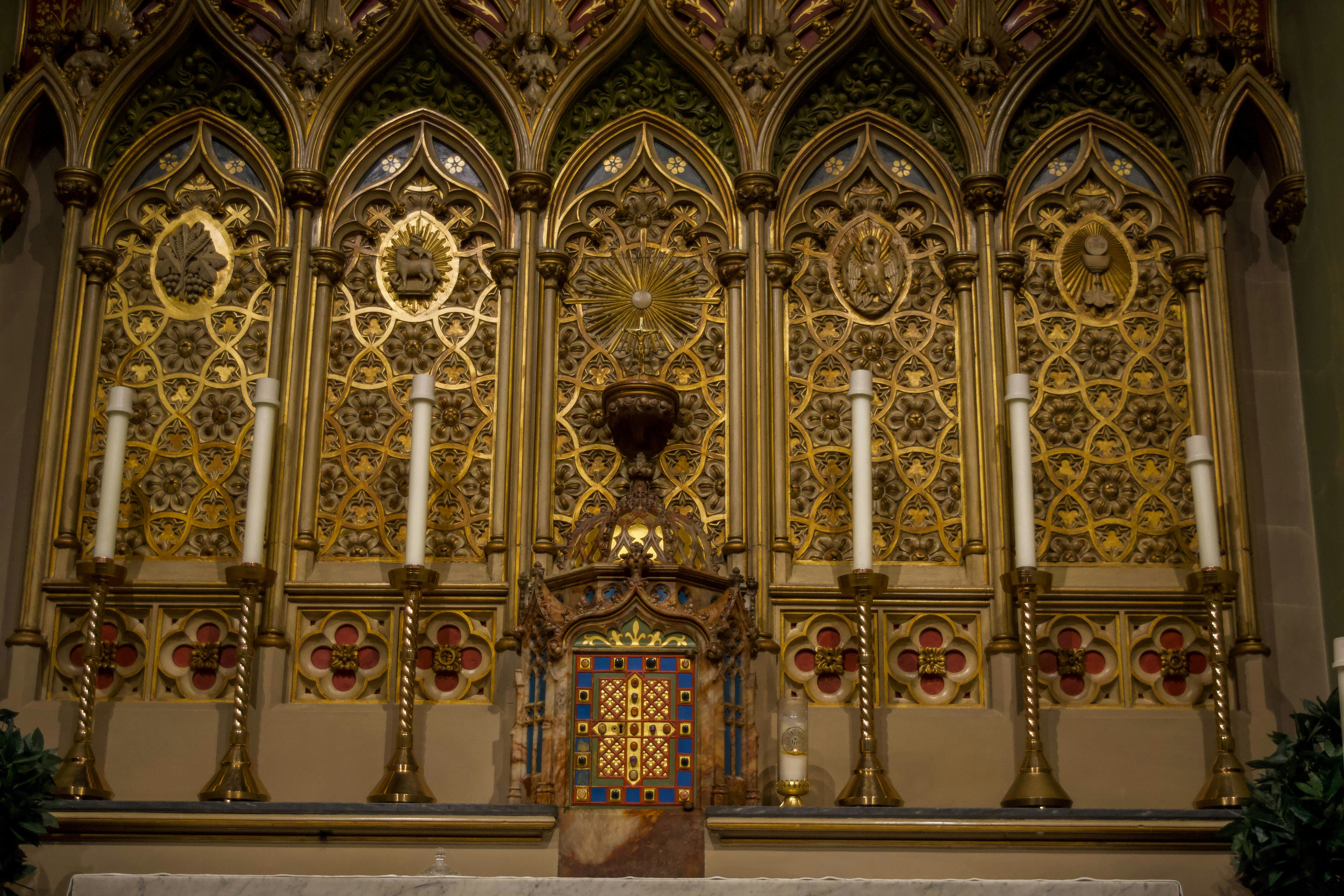 Sacred Altar and Gilded Choir: Symmetry of Light and Ornament