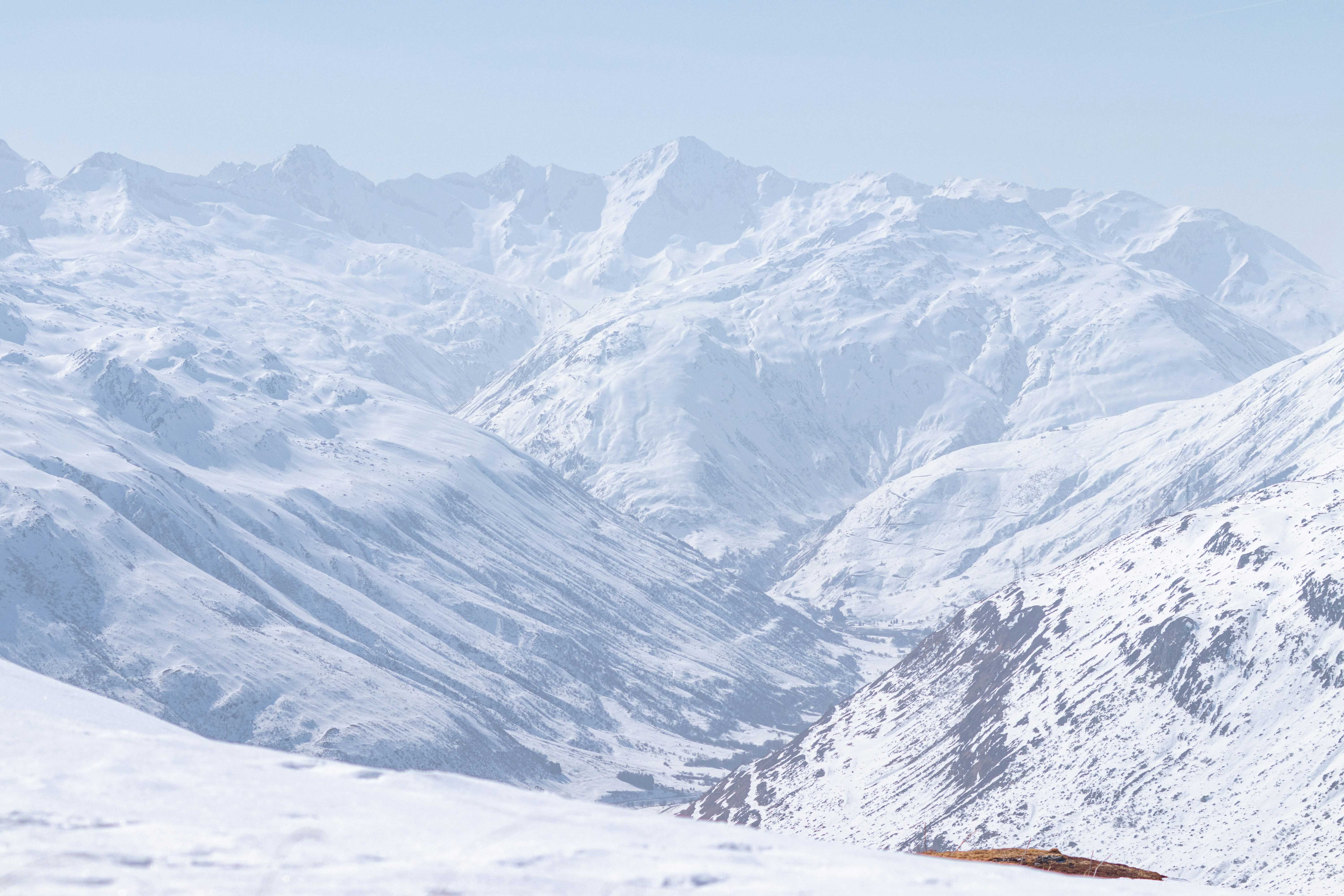 Silenced Ridge: Snow-Covered Valleys Under an Awfully Clear Sky