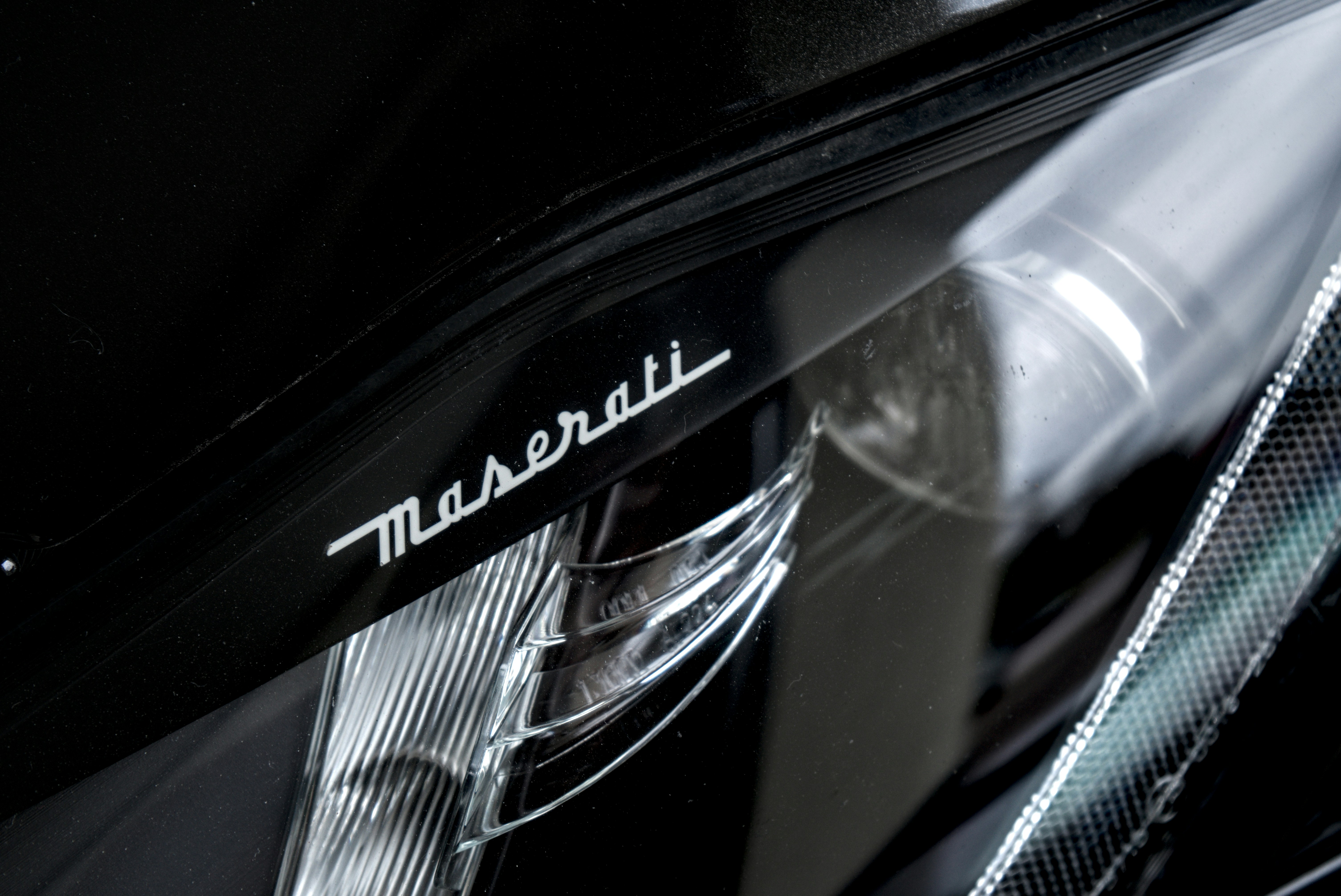 Maserati Gleam: Close-up of the Front Emblem and Headlight
