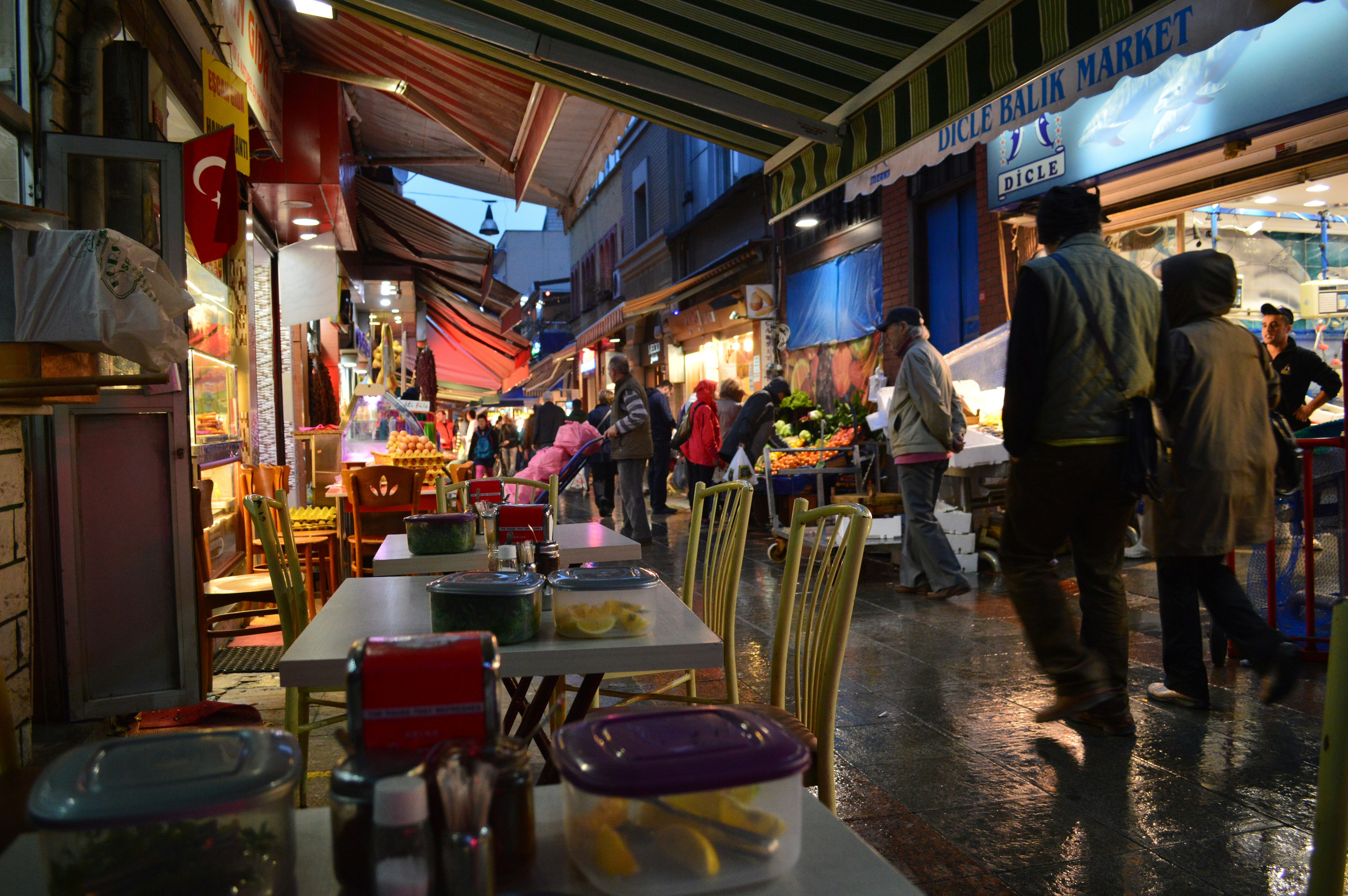 Evening Bazaar Pulse: Chairs, Stalls, and Foot Traffic