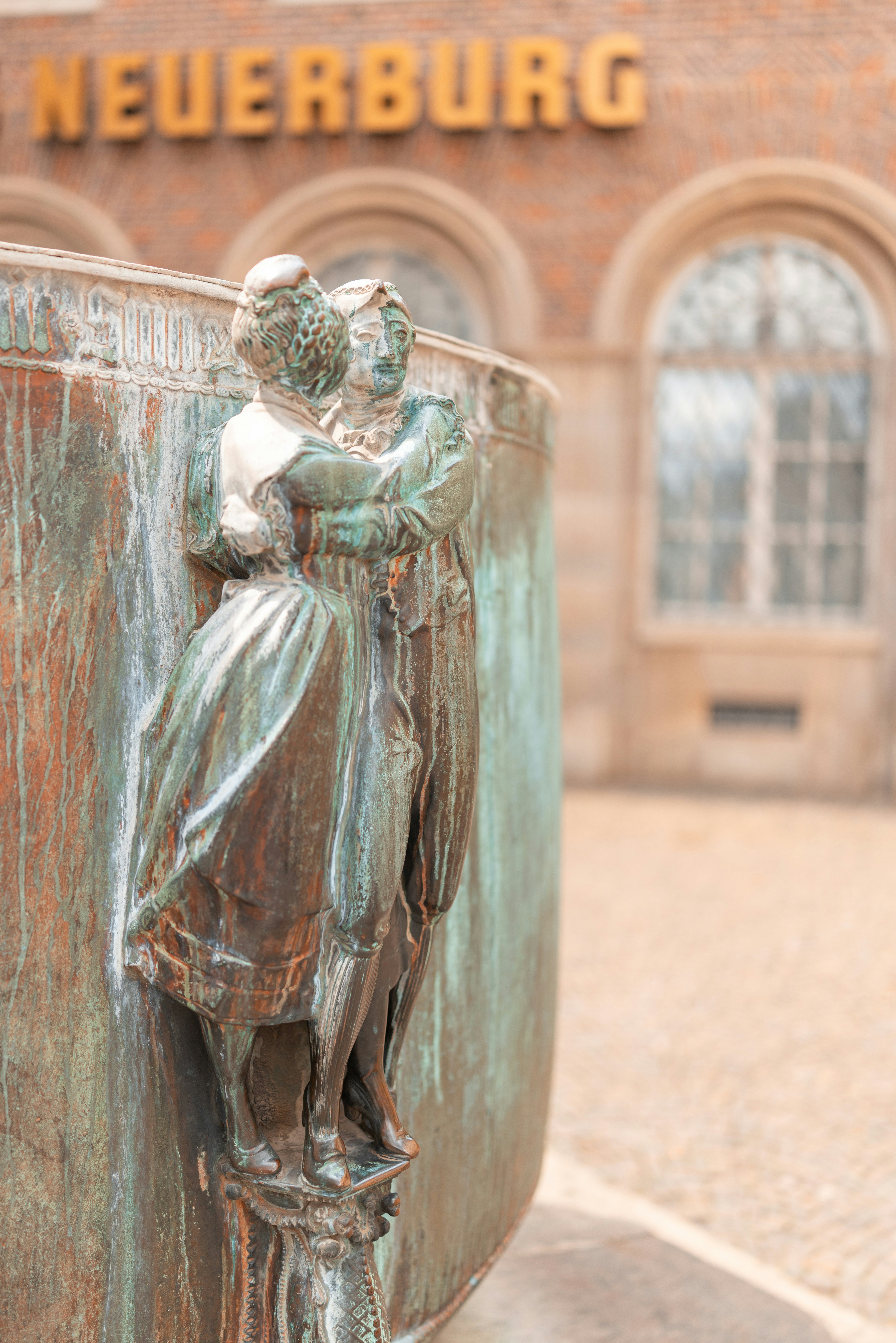 Embrace in Bronze: A Close-Up on a Monumental Moment