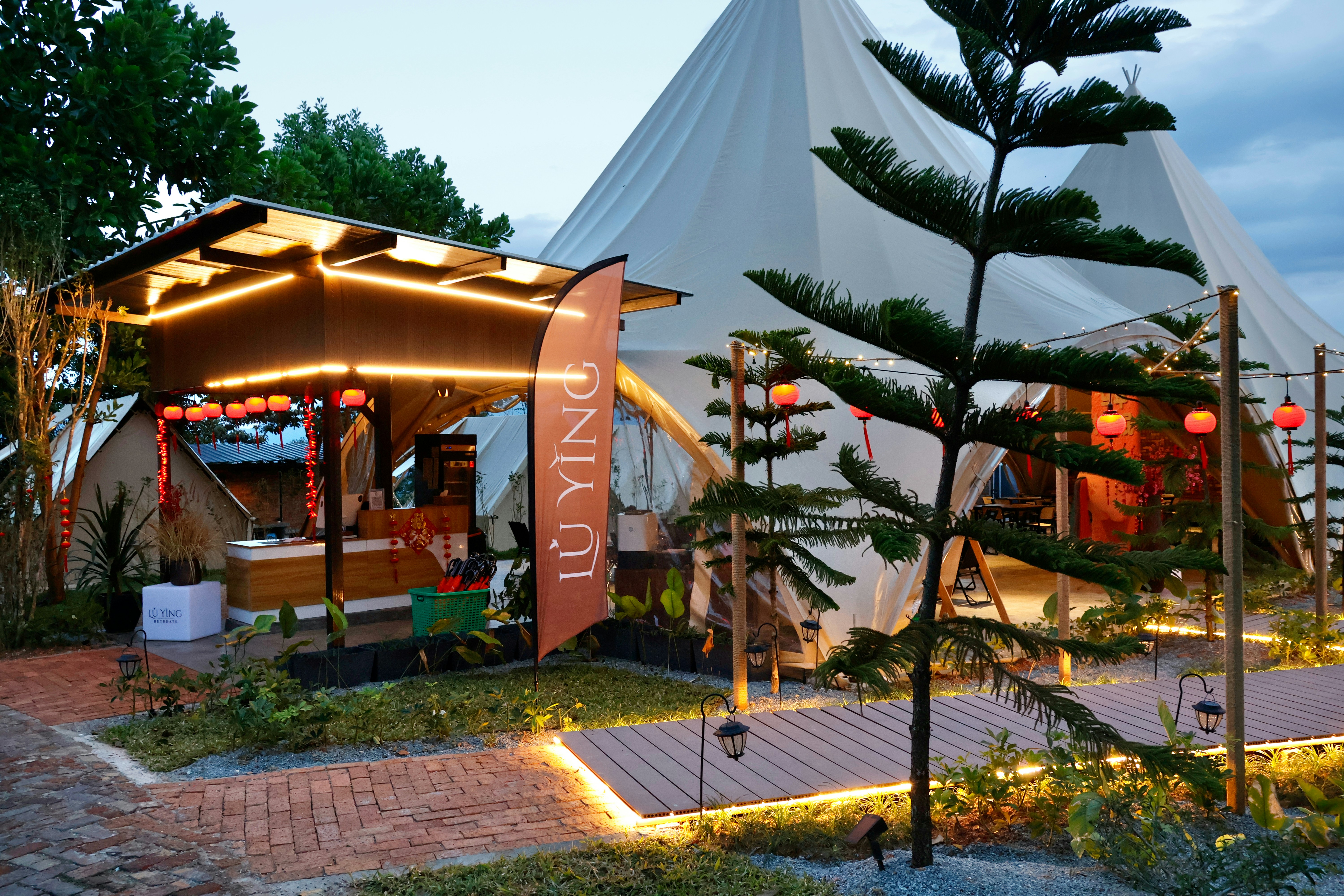 Warm Lights and Tent Glow: A Night Market Scene Under a Lanterned Canopy