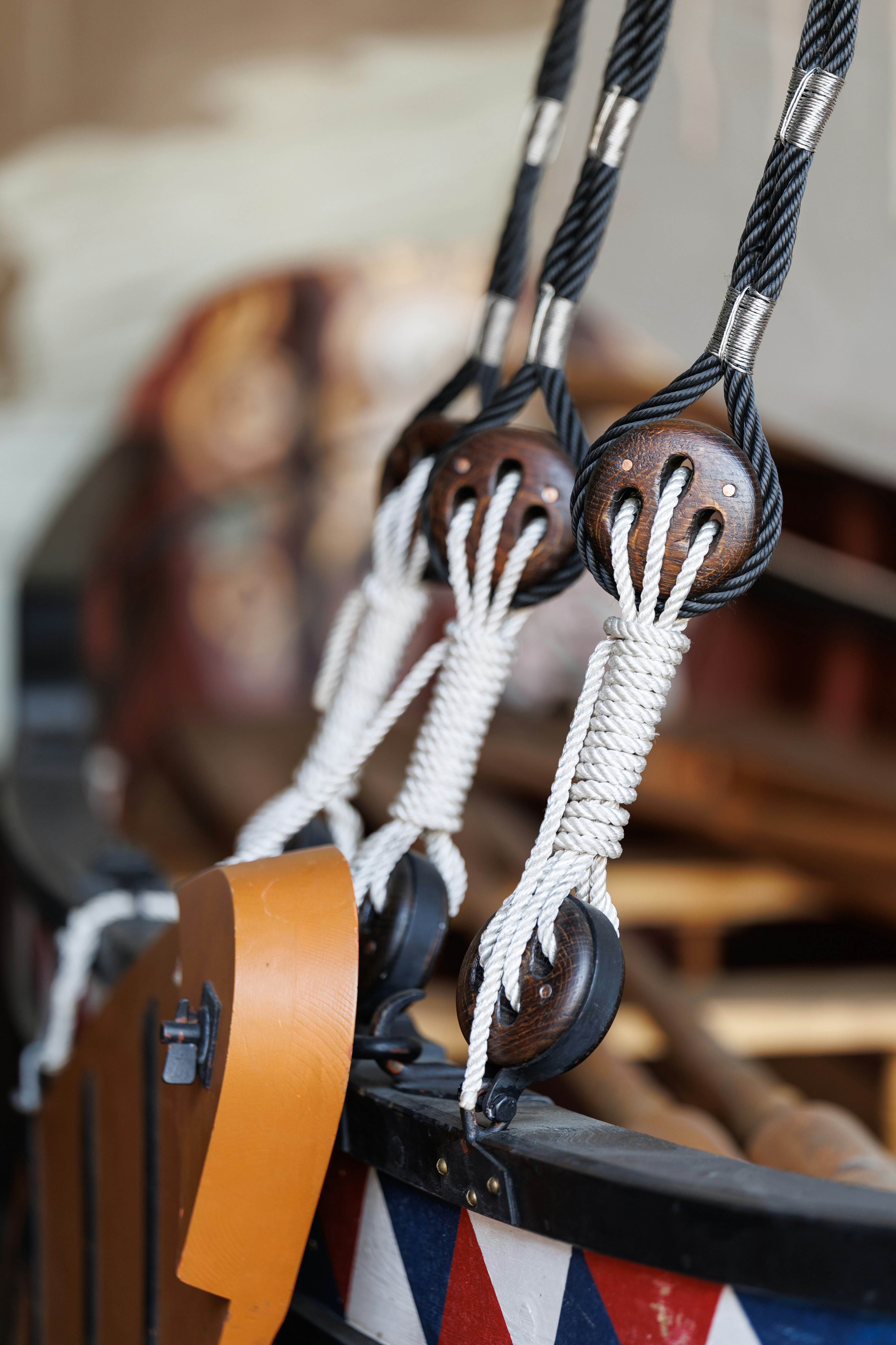 Taut rigging and knots: close-up on sailing gear